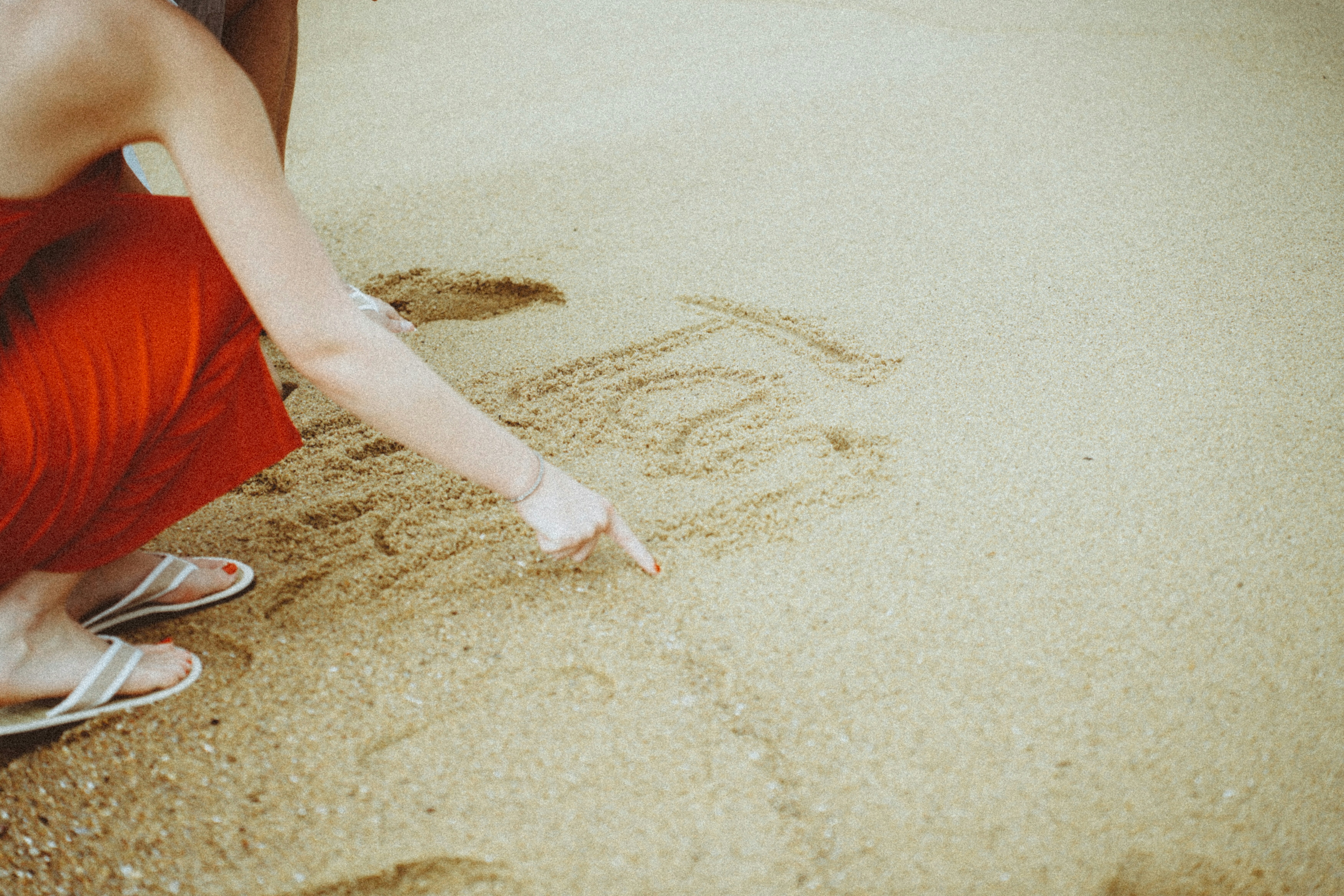 A person drawing a heart in the sand photo – Free Arm Image on Unsplash