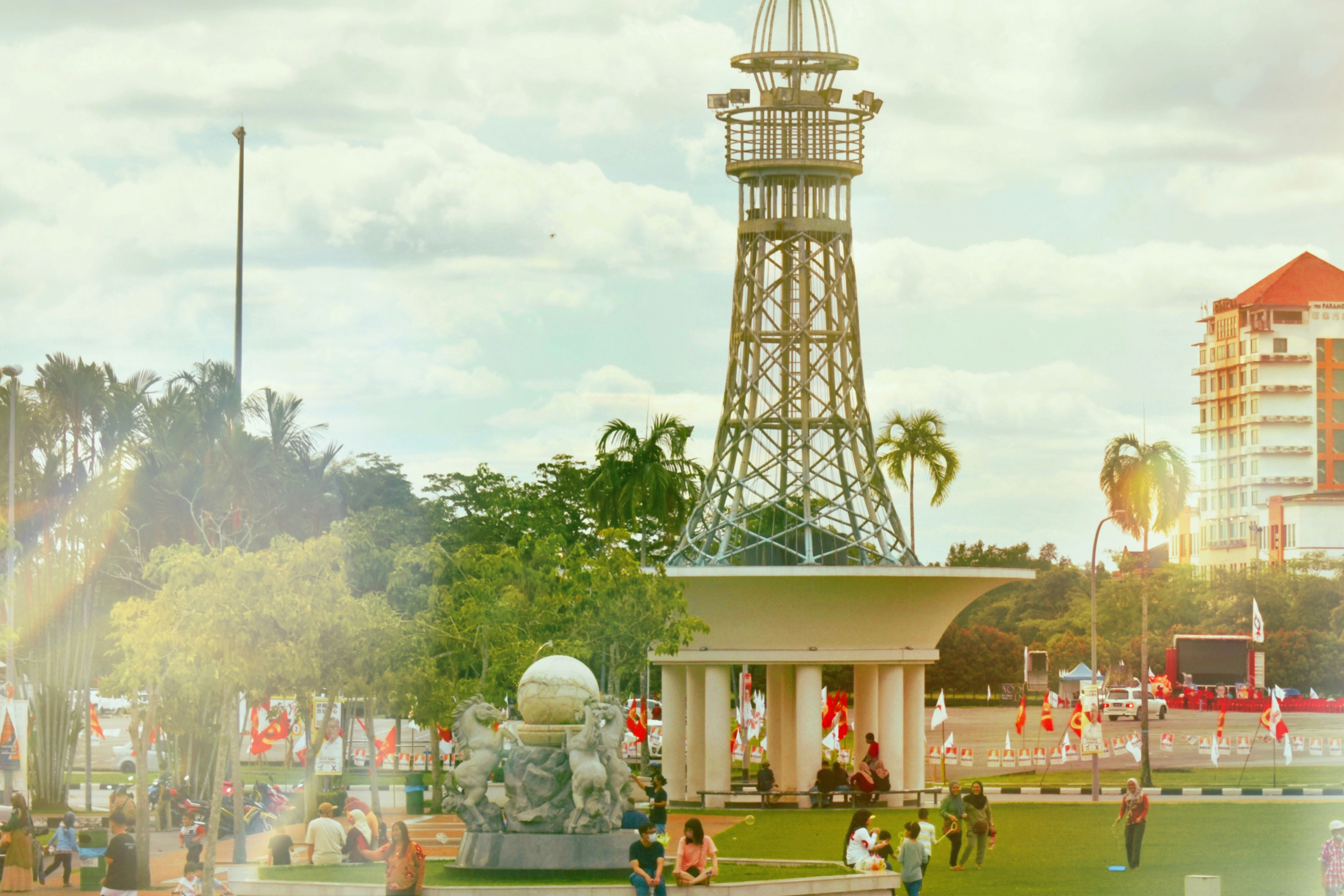 A large tower with people around it photo – Free Sibu Image on Unsplash