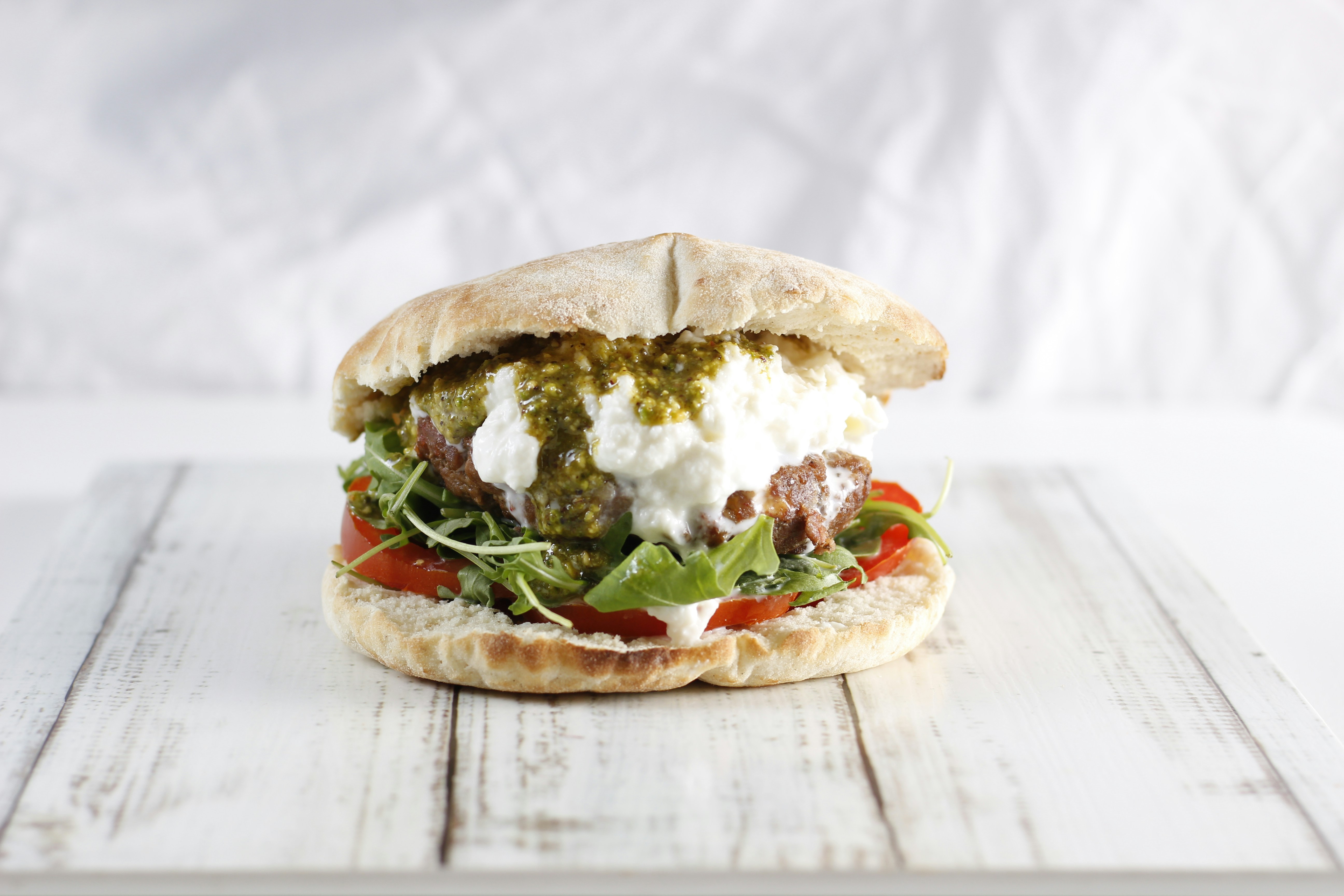 Un sandwich sur une table photo – Photo Il chioschetto dani & simo ...