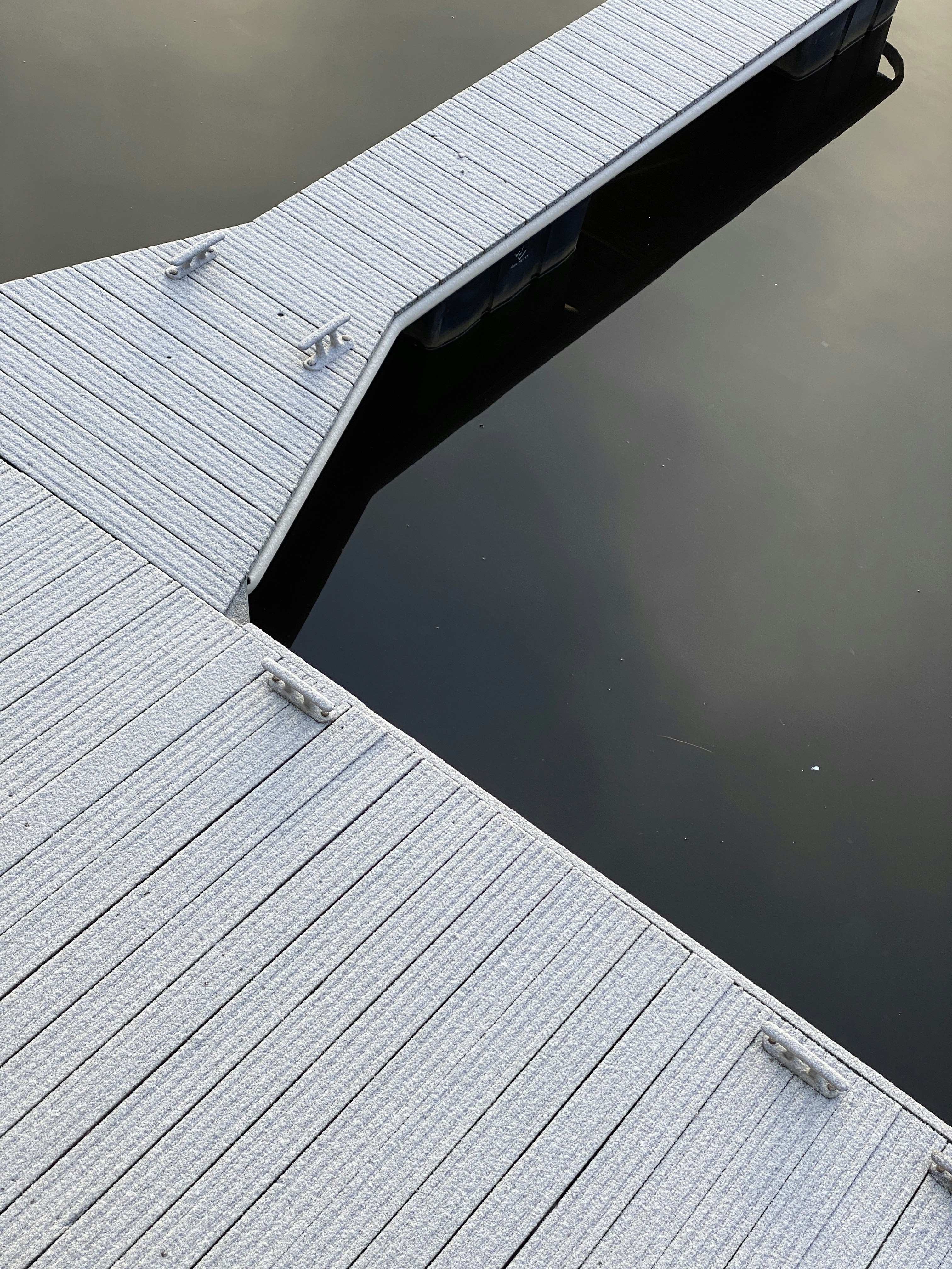 A close-up of a metal beam photo – Free Waterfront Image on Unsplash