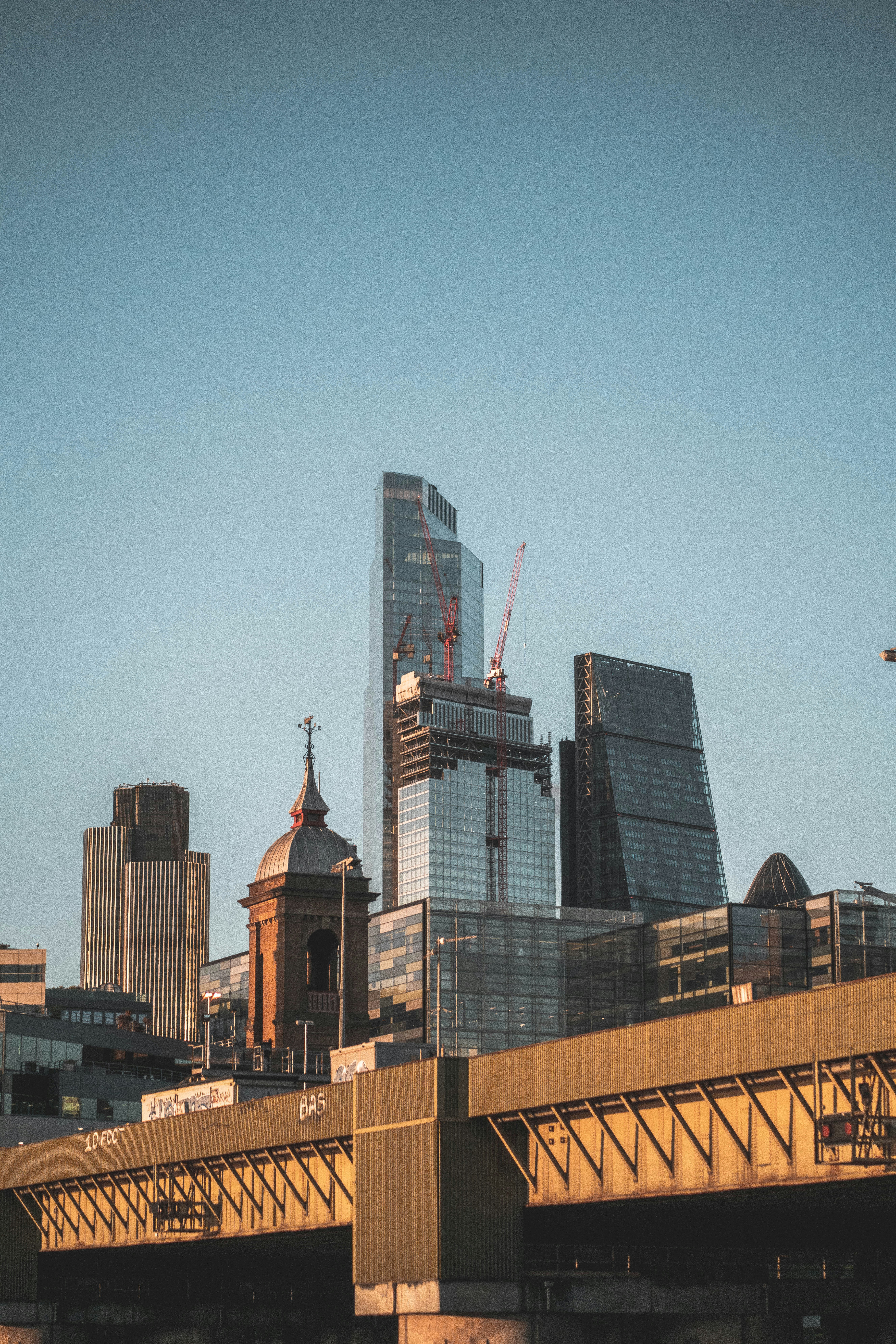 Un horizon de la ville avec un pont photo – Photo Paysage urbain ...