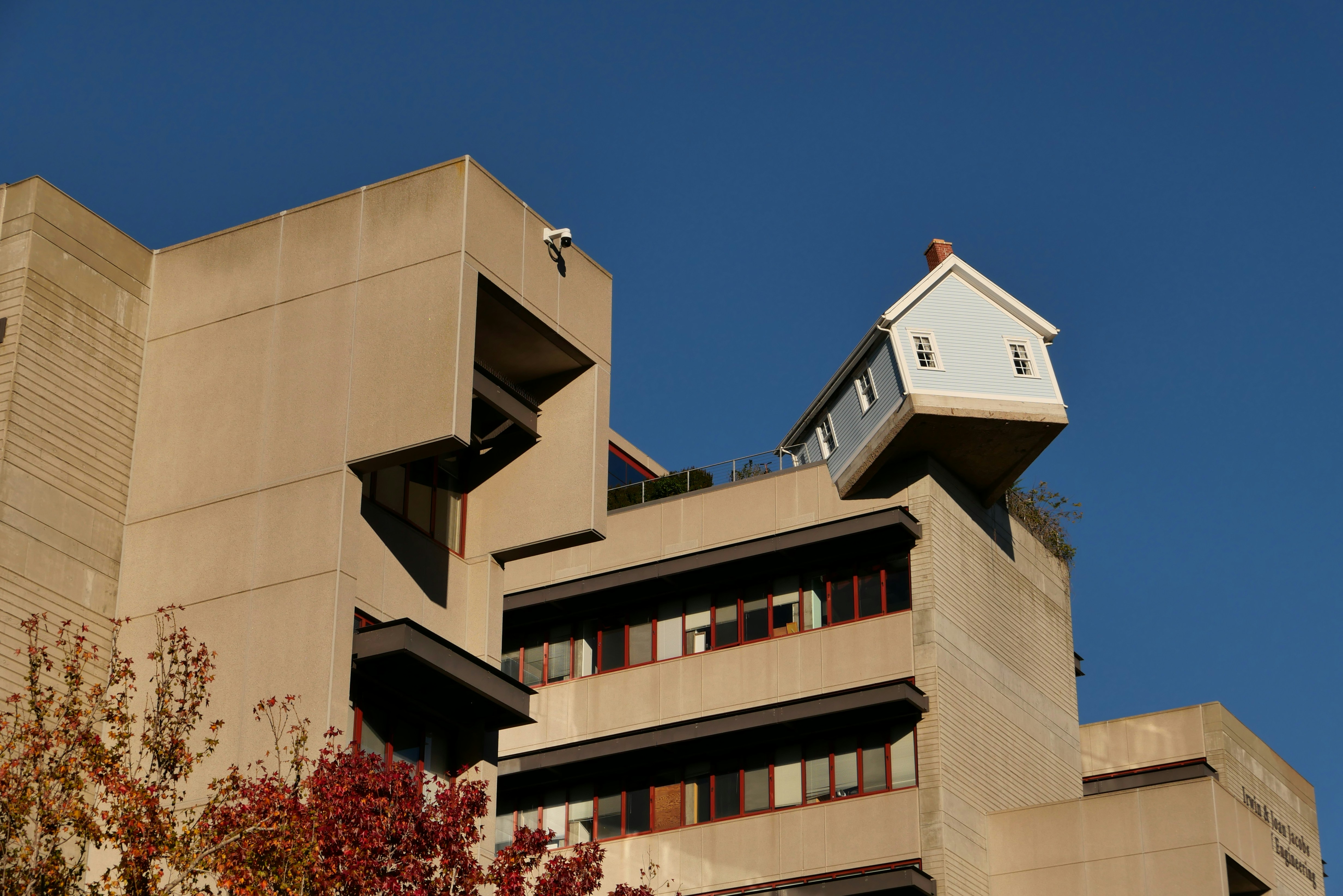 Un bâtiment avec une tour photo – Photo Architecture Gratuite sur Unsplash