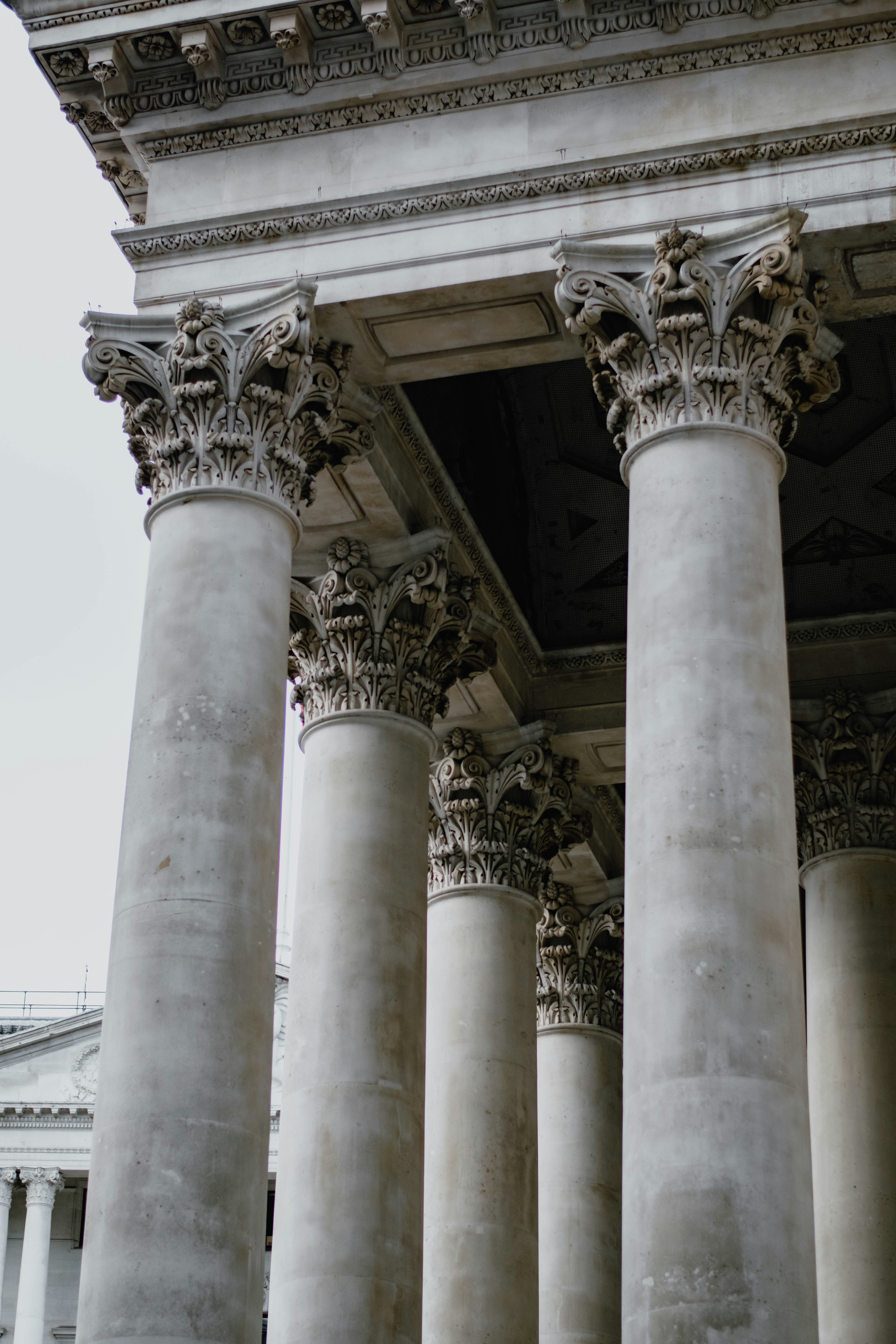Un bâtiment à piliers photo – Photo Londres Gratuite sur Unsplash