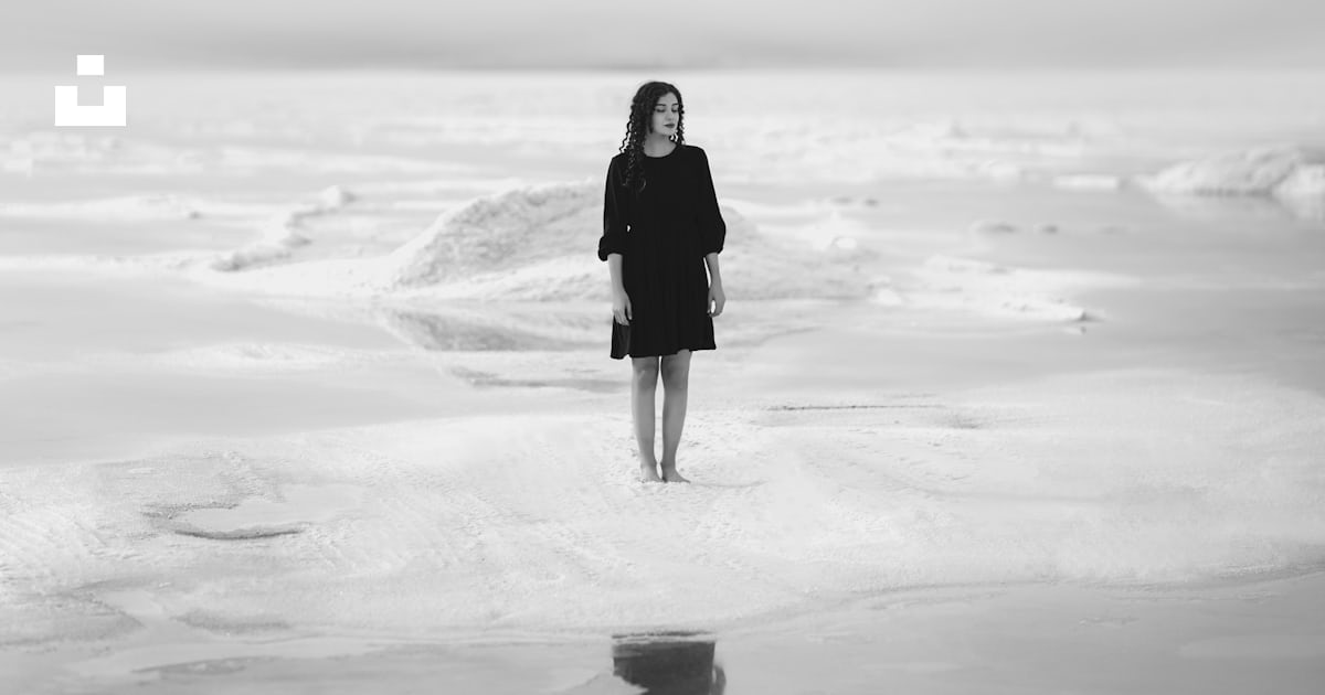 Un Hombre Parado En Una Playa Foto Imagen De Sentimiento Gratuita En