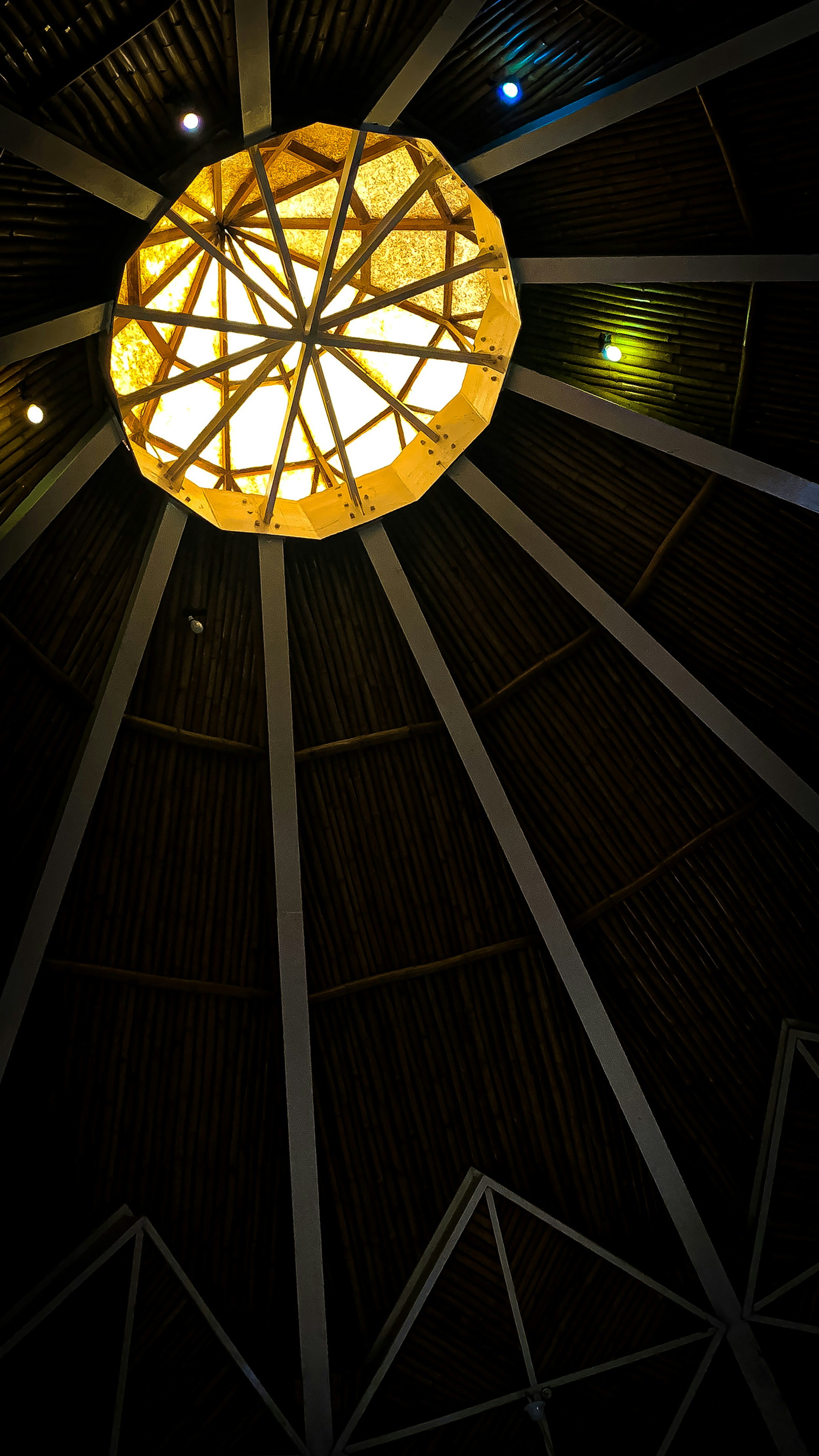 Roof top light ray. Skylight architectural design for an orientation room at conservation centre. | a large light fixture in a building