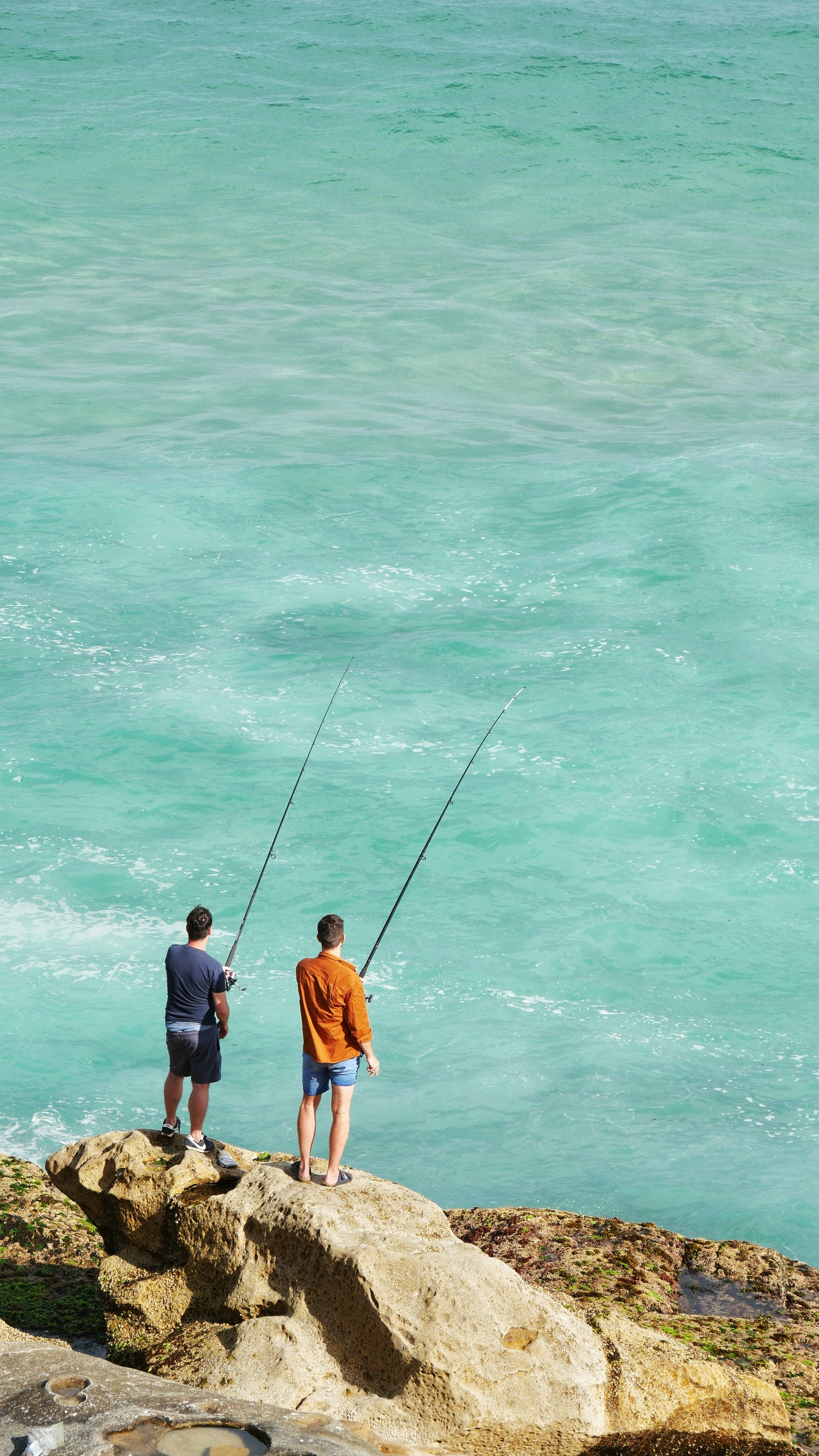 Dos hombres pescando en una roca foto – Imagen de Hombre gratuita en ...