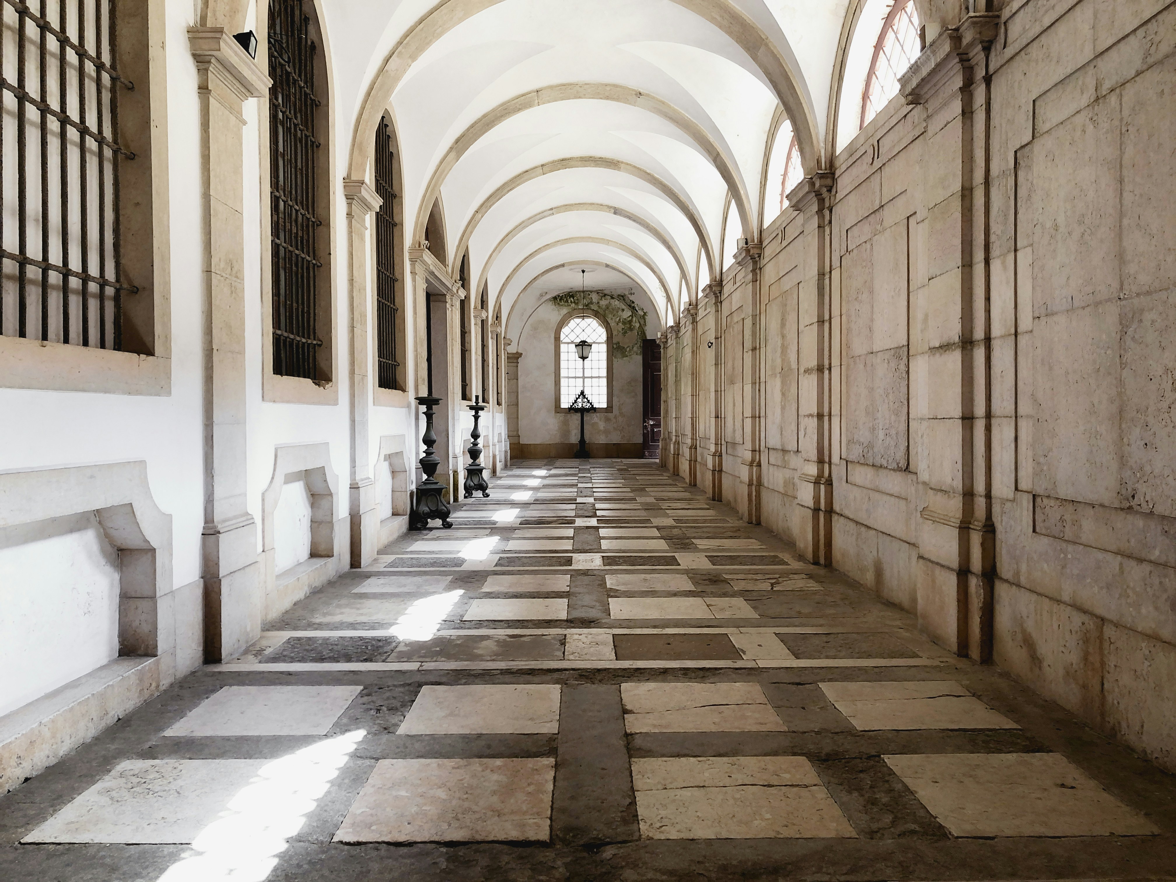 A walkway between two buildings photo – Free Palace Image on Unsplash