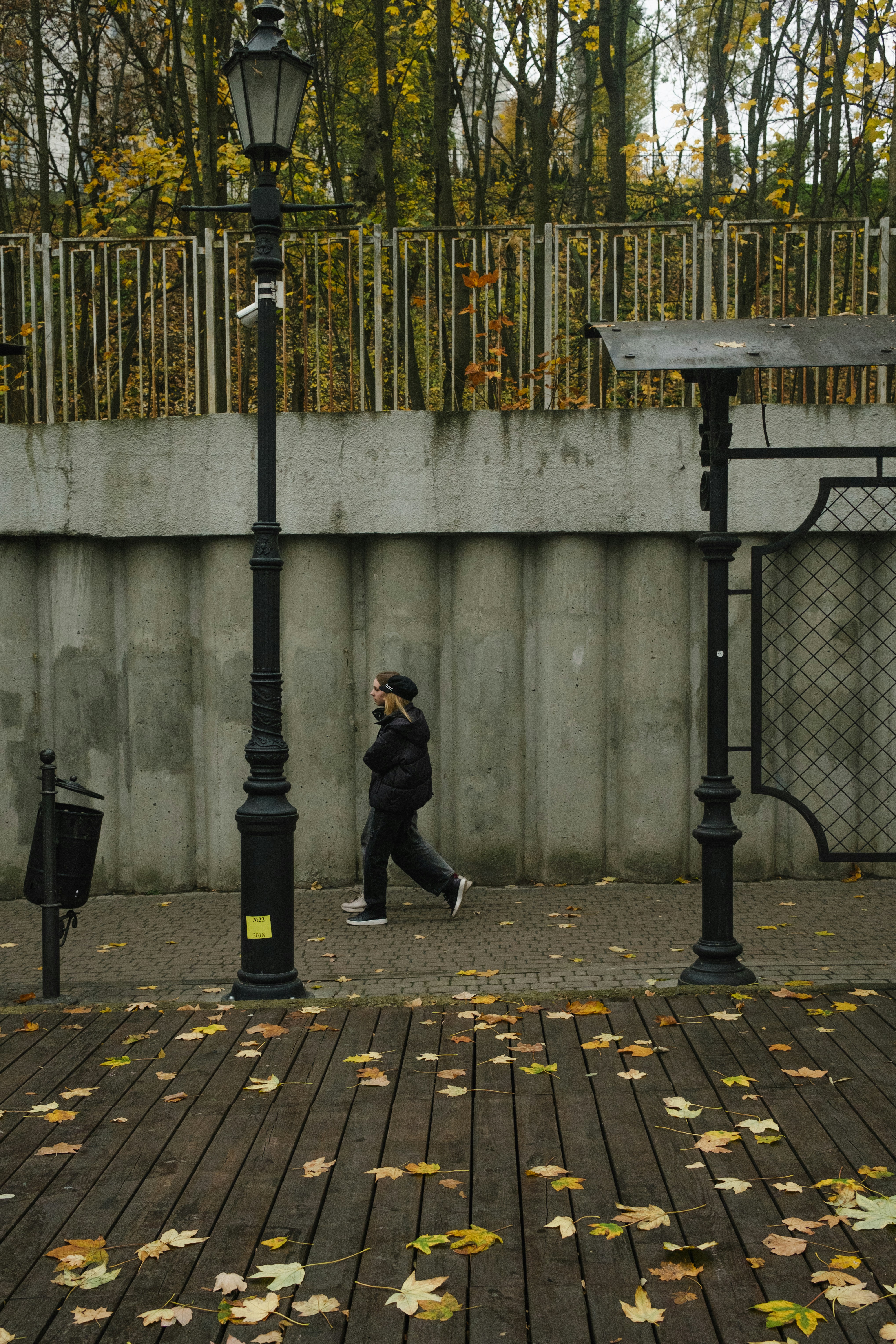 A person walking on a sidewalk photo – Free Ukraine Image on Unsplash