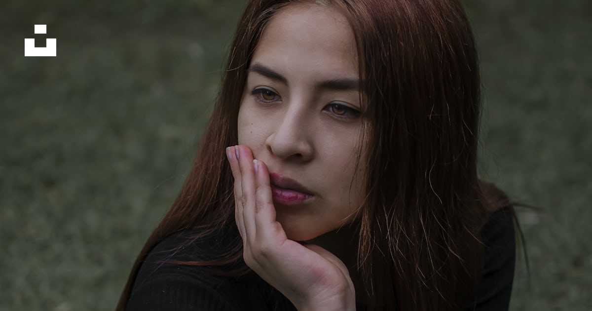 Foto zum Thema Eine Frau sitzt im Gras – Kostenloses Bild zu Augen Frau ... Foto zum Thema Eine Frau sitzt im Gras – Kostenloses Bild zu Augen Frau ...