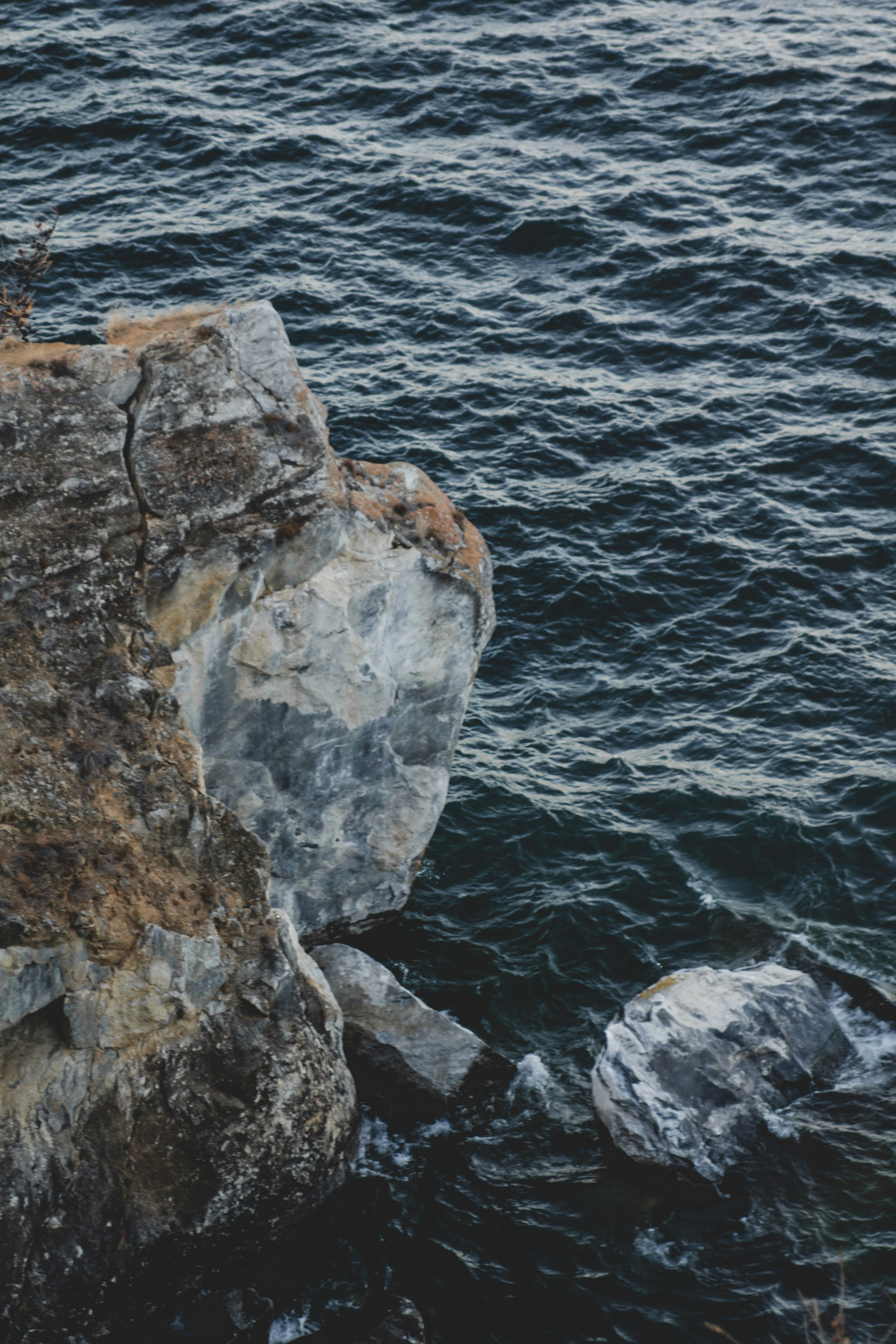 Una roca en el agua foto – Imagen de Roca gratuita en Unsplash