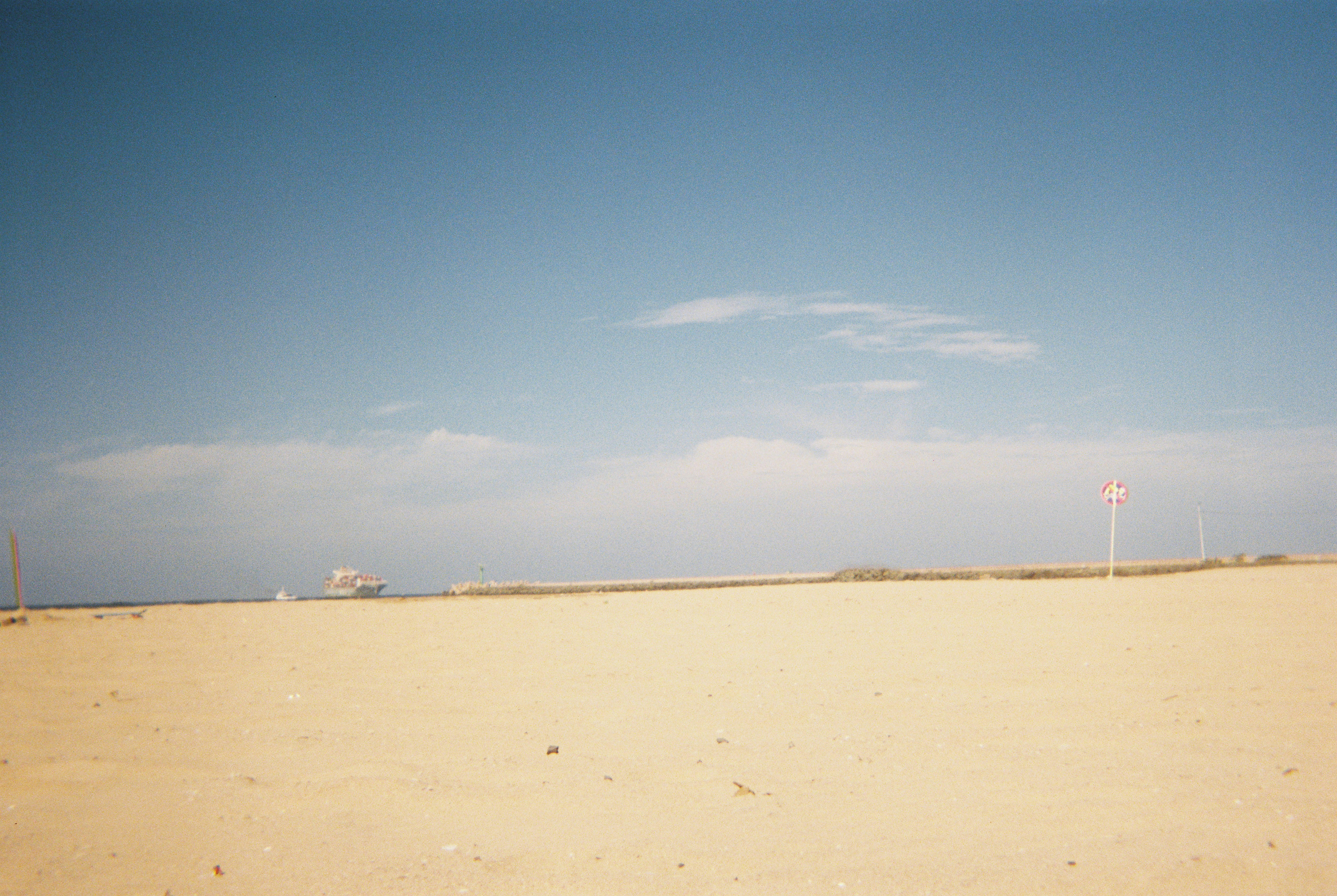 A sandy area with a blue sky photo – Free Disposable film Image on Unsplash