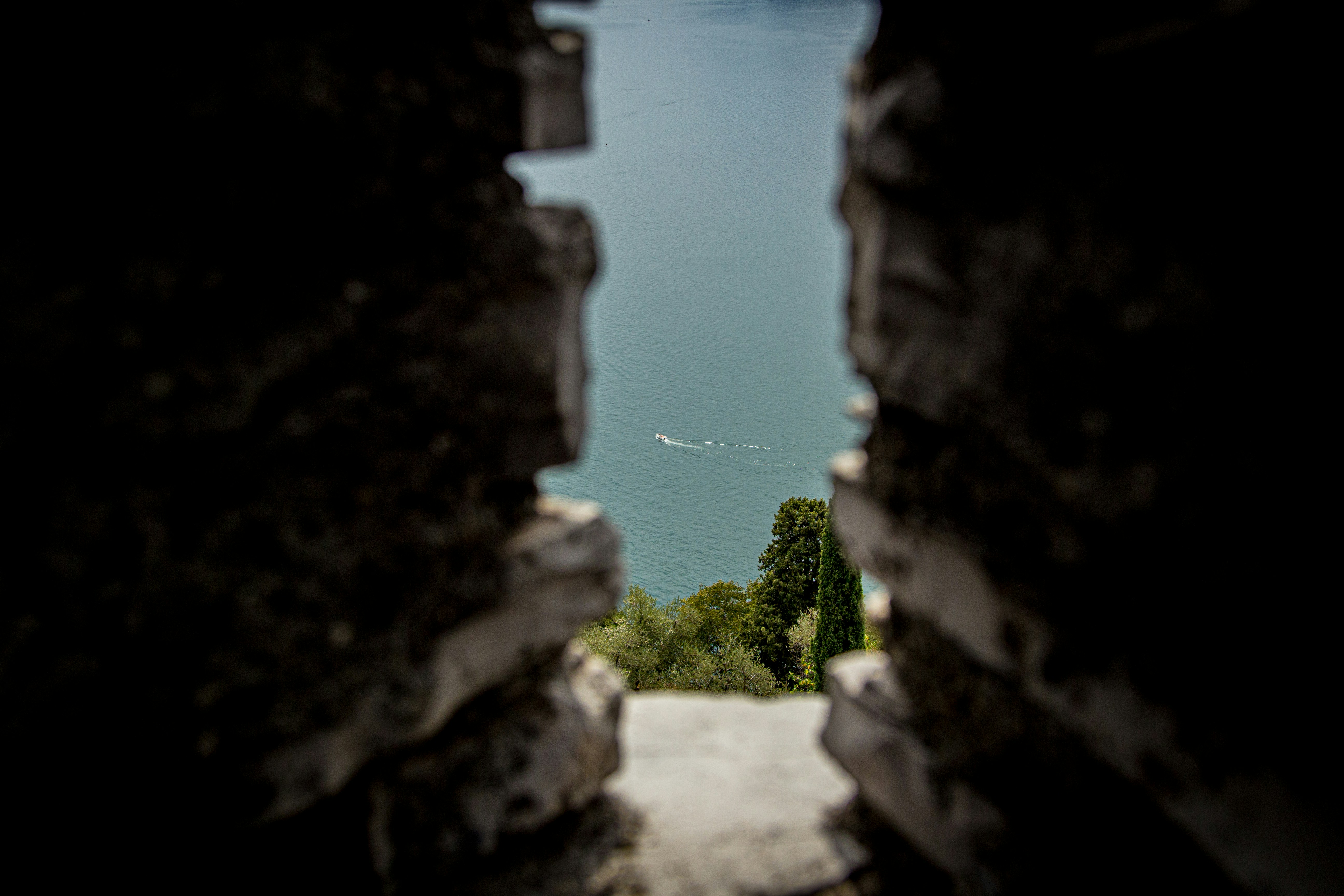 Feritoia all'interno della torre del castello di Vezio, Lecco
