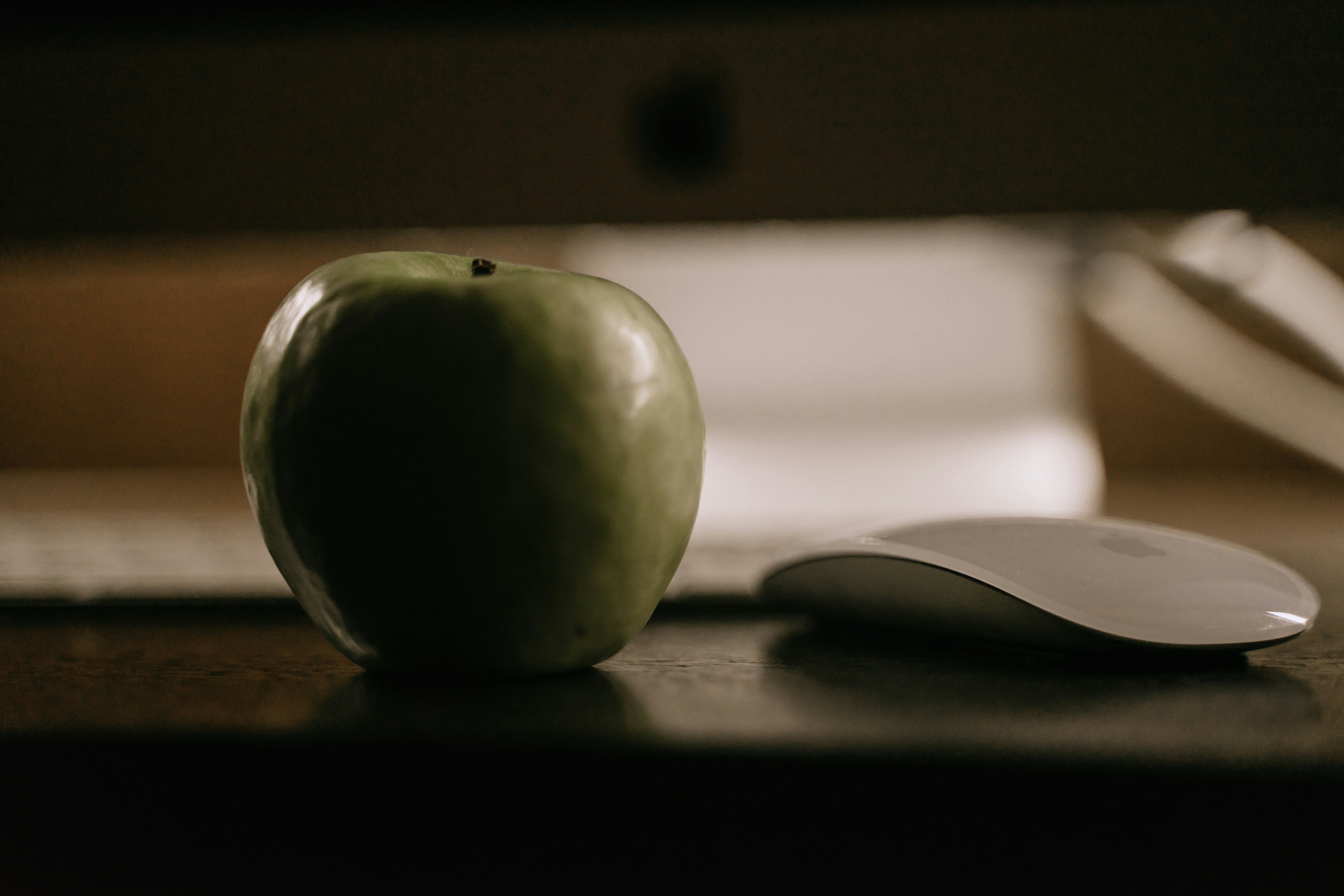 A green apple on a table photo – Free Apple Image on Unsplash