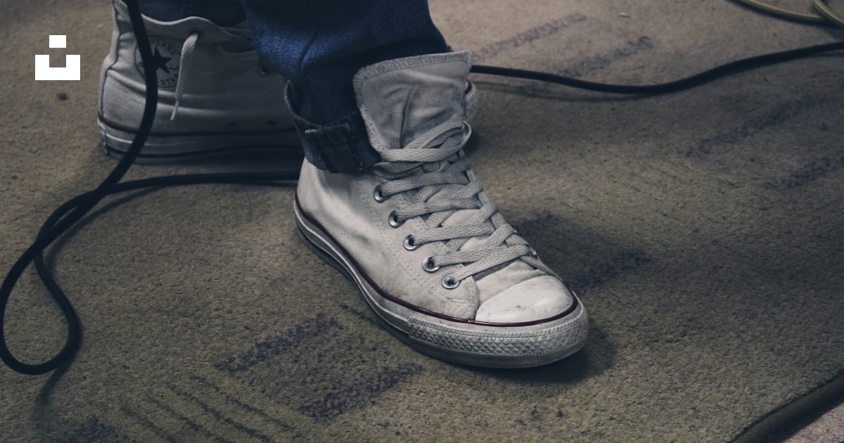 Los Pies De Una Persona Con Zapatillas Blancas Foto Imagen De Telšiai