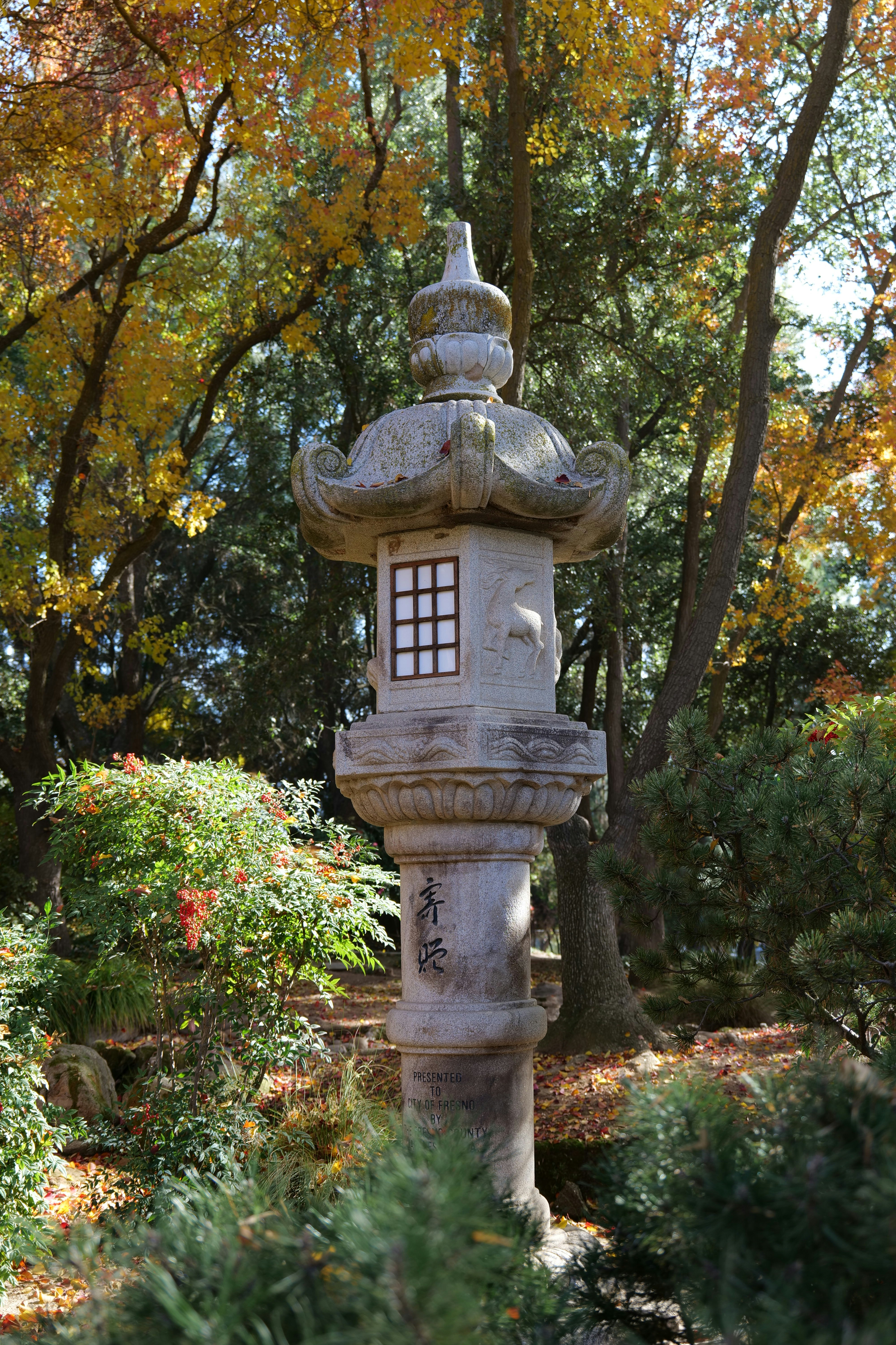 Une statue de pierre dans un jardin photo – Photo L'automne Gratuite ...
