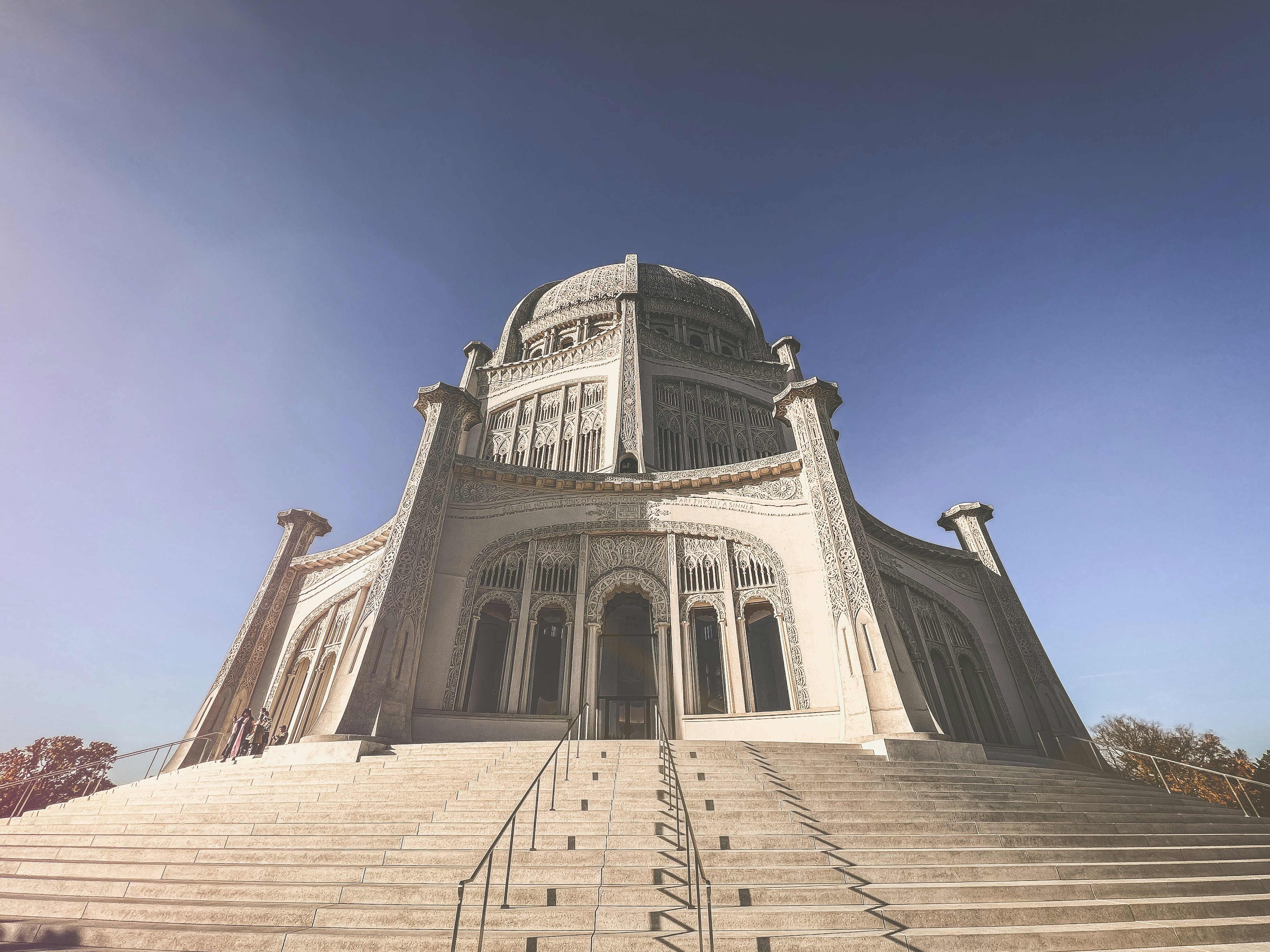 The Bahá’í House Of Worship in Chicago, IL | a large white building