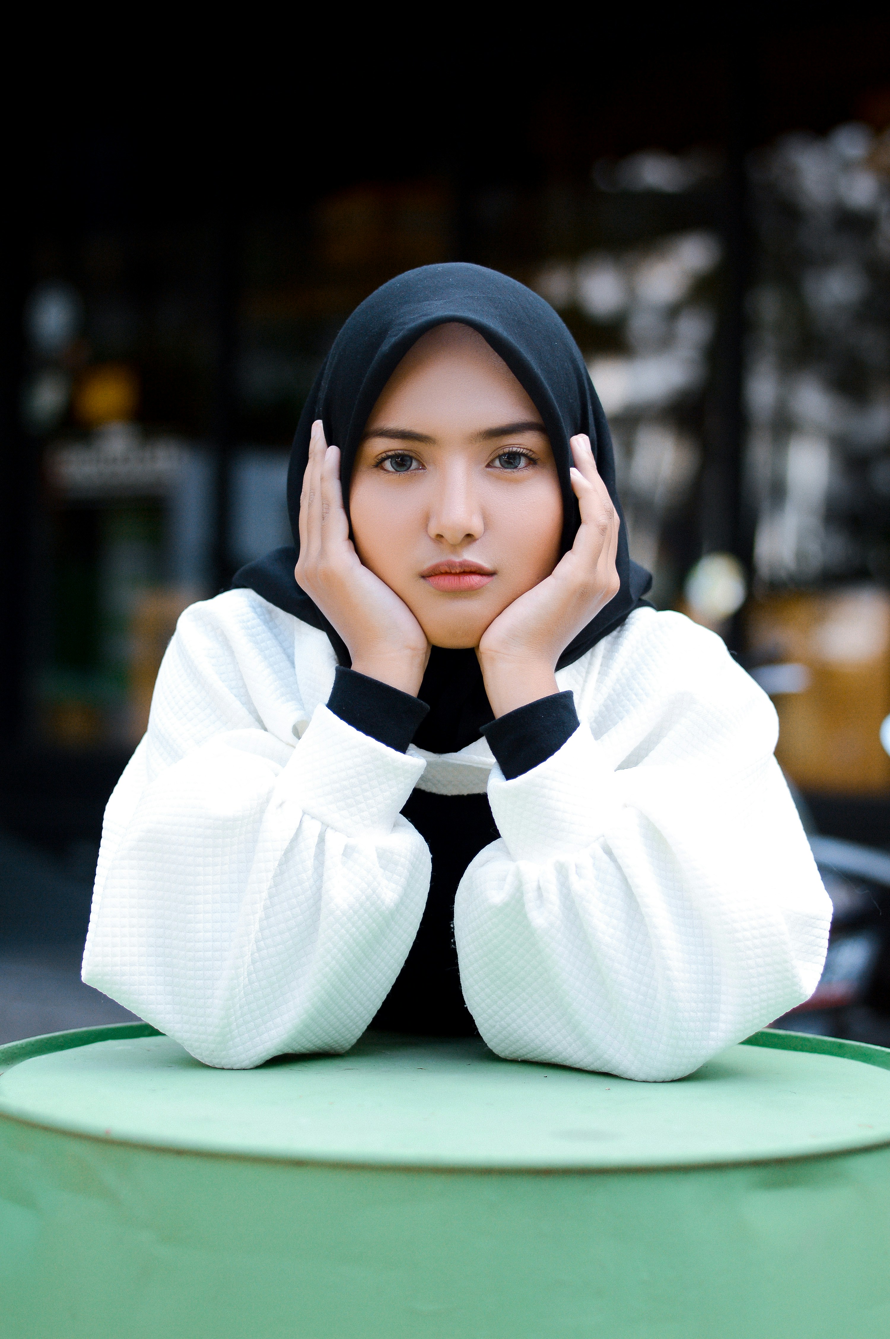 Una persona con las manos en la cara foto – Imagen de Garut gratuita en ...