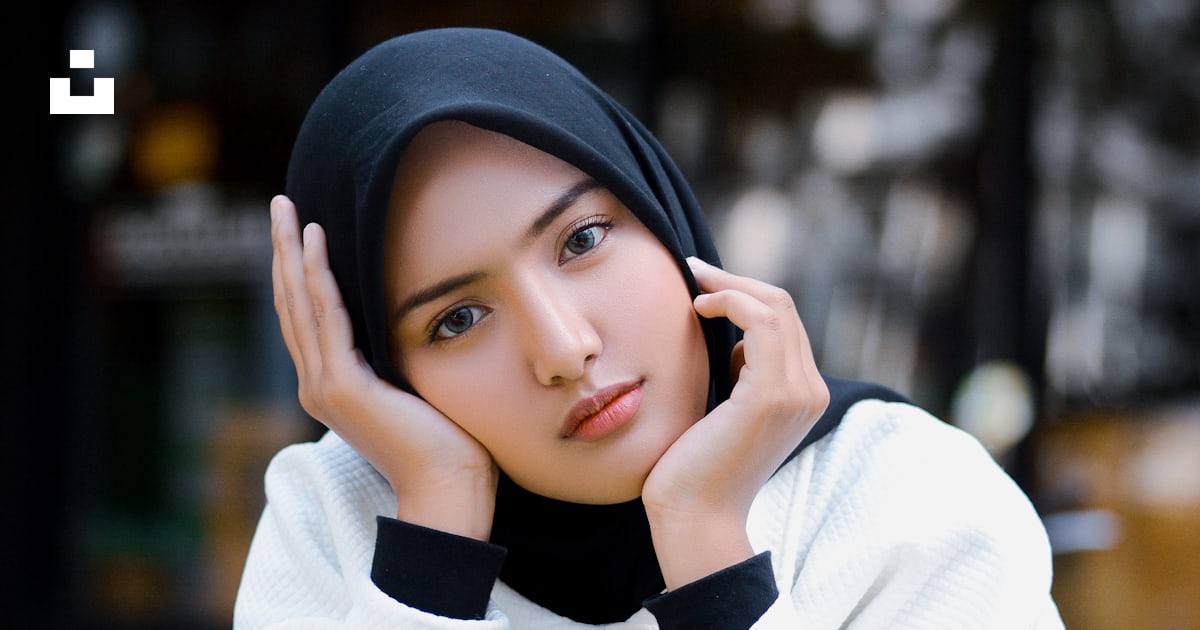 Una Persona Con Las Manos En La Cara Foto Imagen De Indonesia