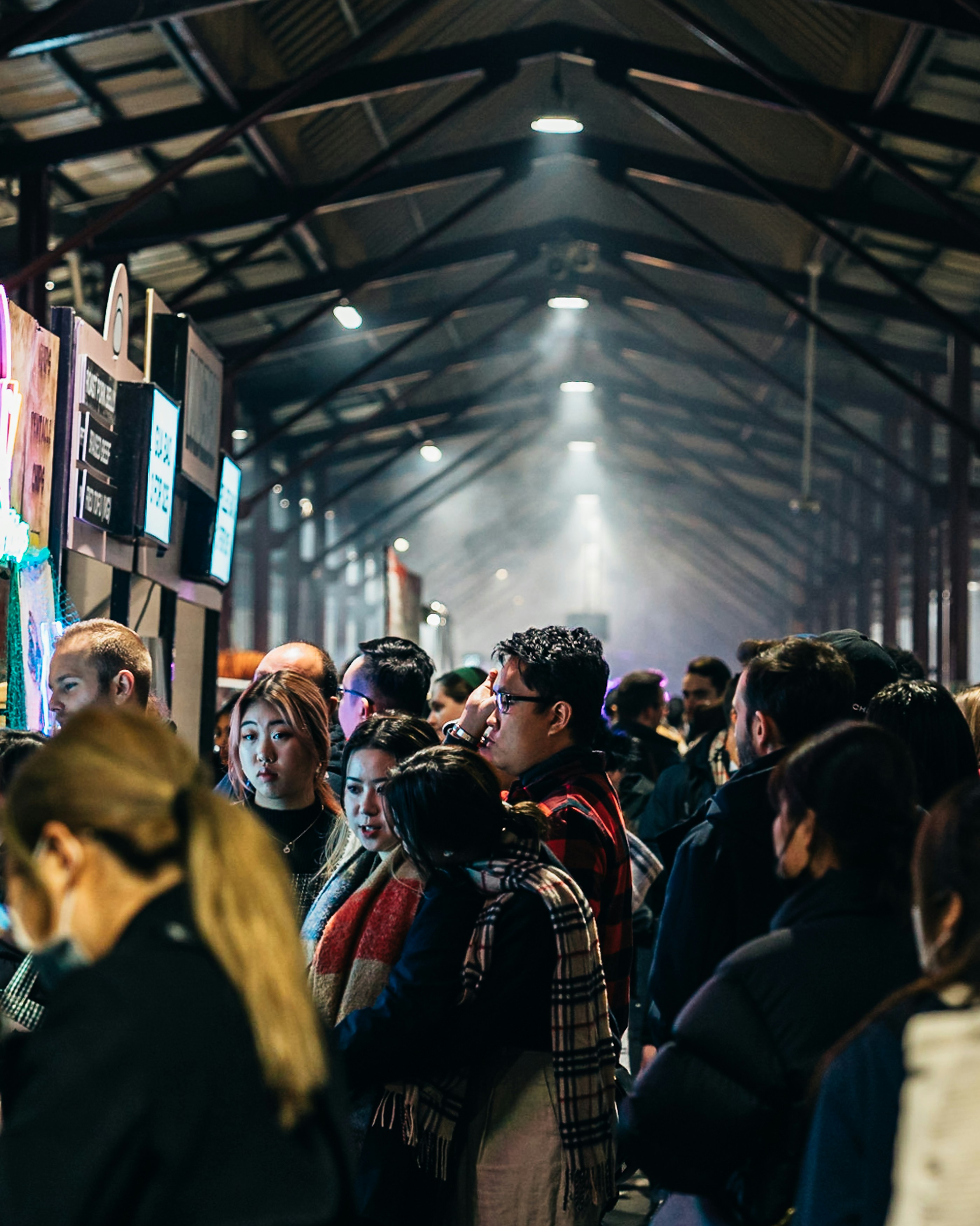 A crowd of people in a room photo – Free People group Image on Unsplash