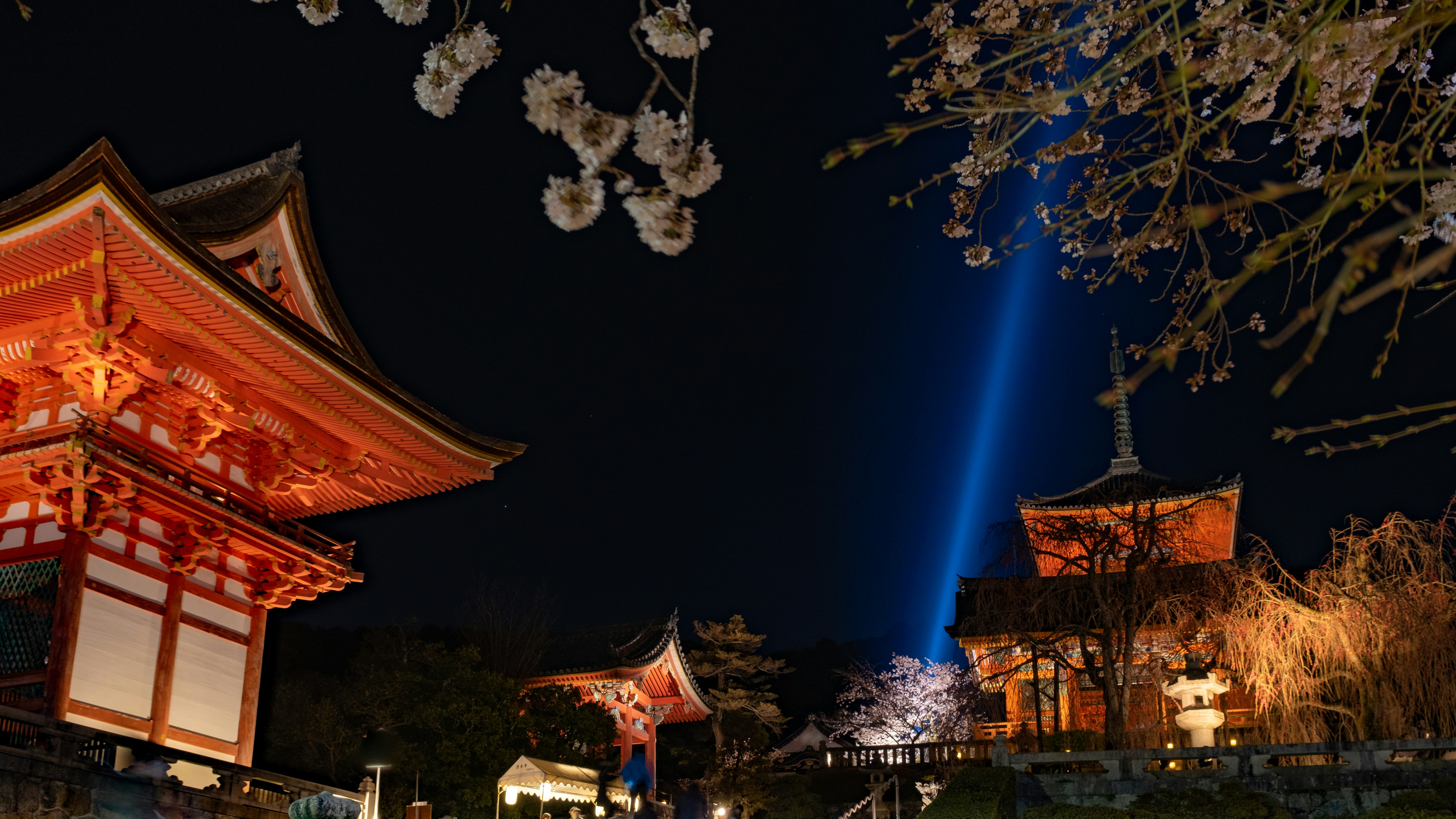A building with lights on it photo – Free Kyoto Image on Unsplash