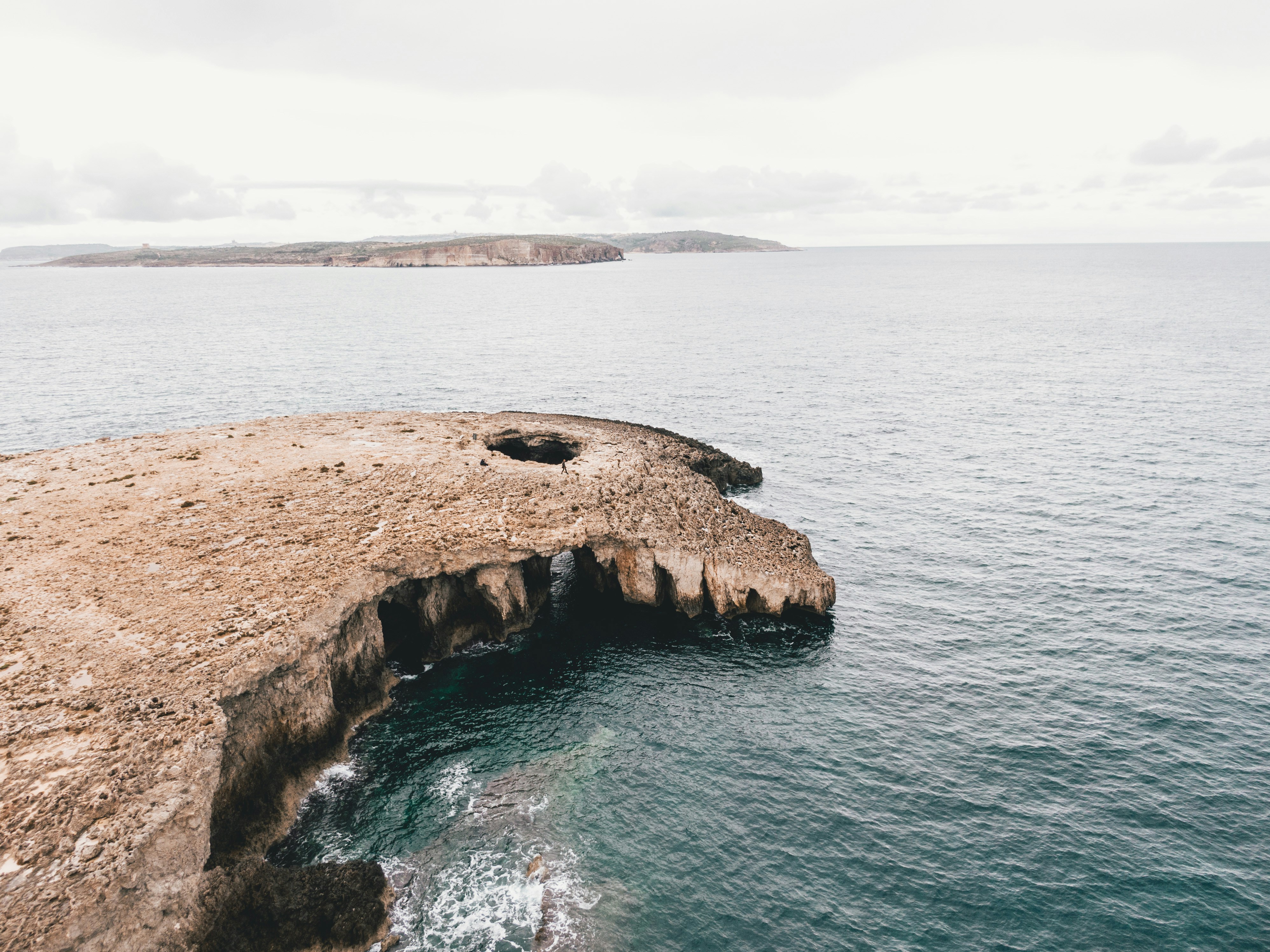 Una gran roca en el agua foto – Imagen de Mar gratuita en Unsplash