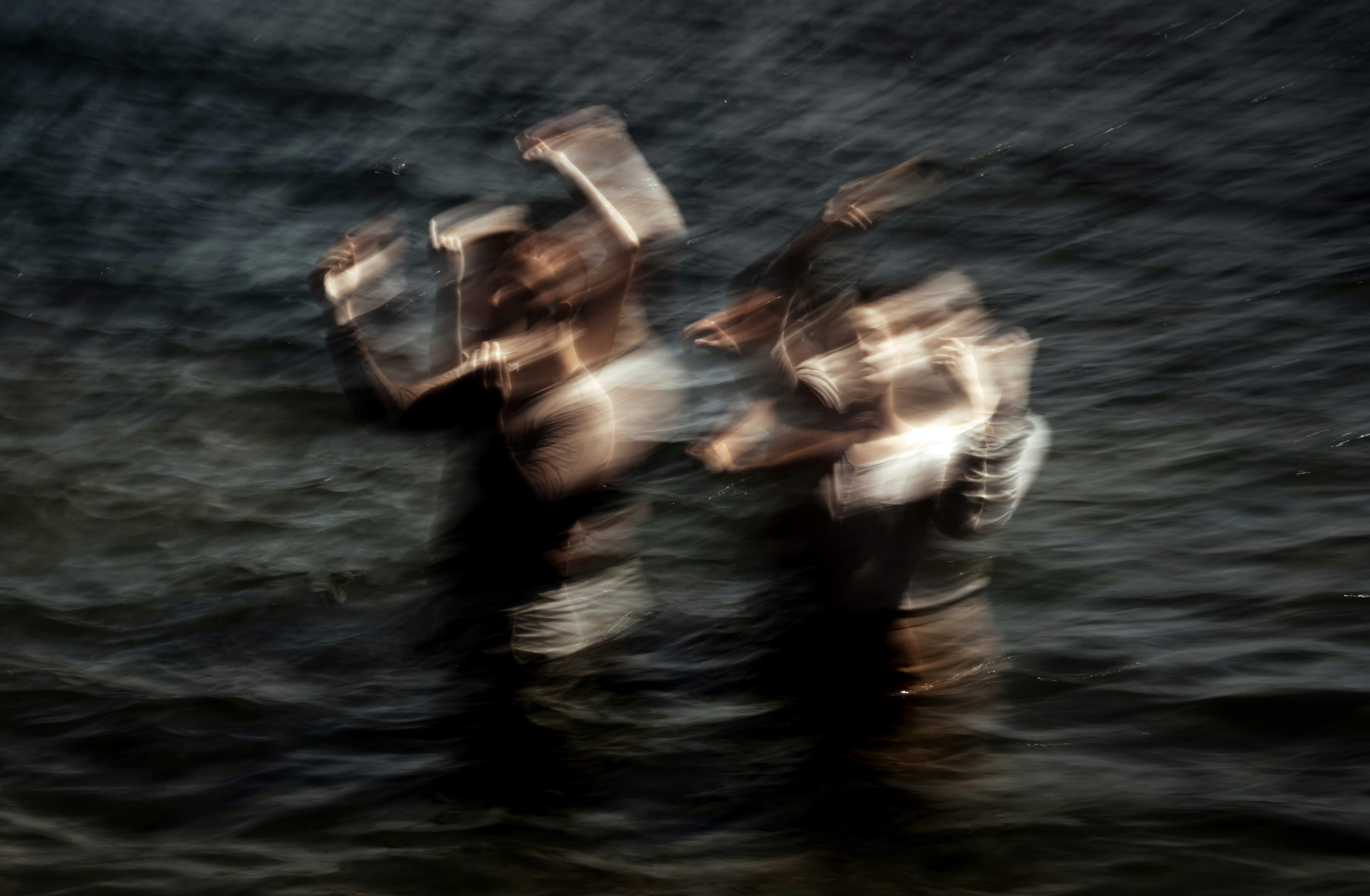 Foto zum Thema Eine Gruppe von Menschen springt ins Wasser ...