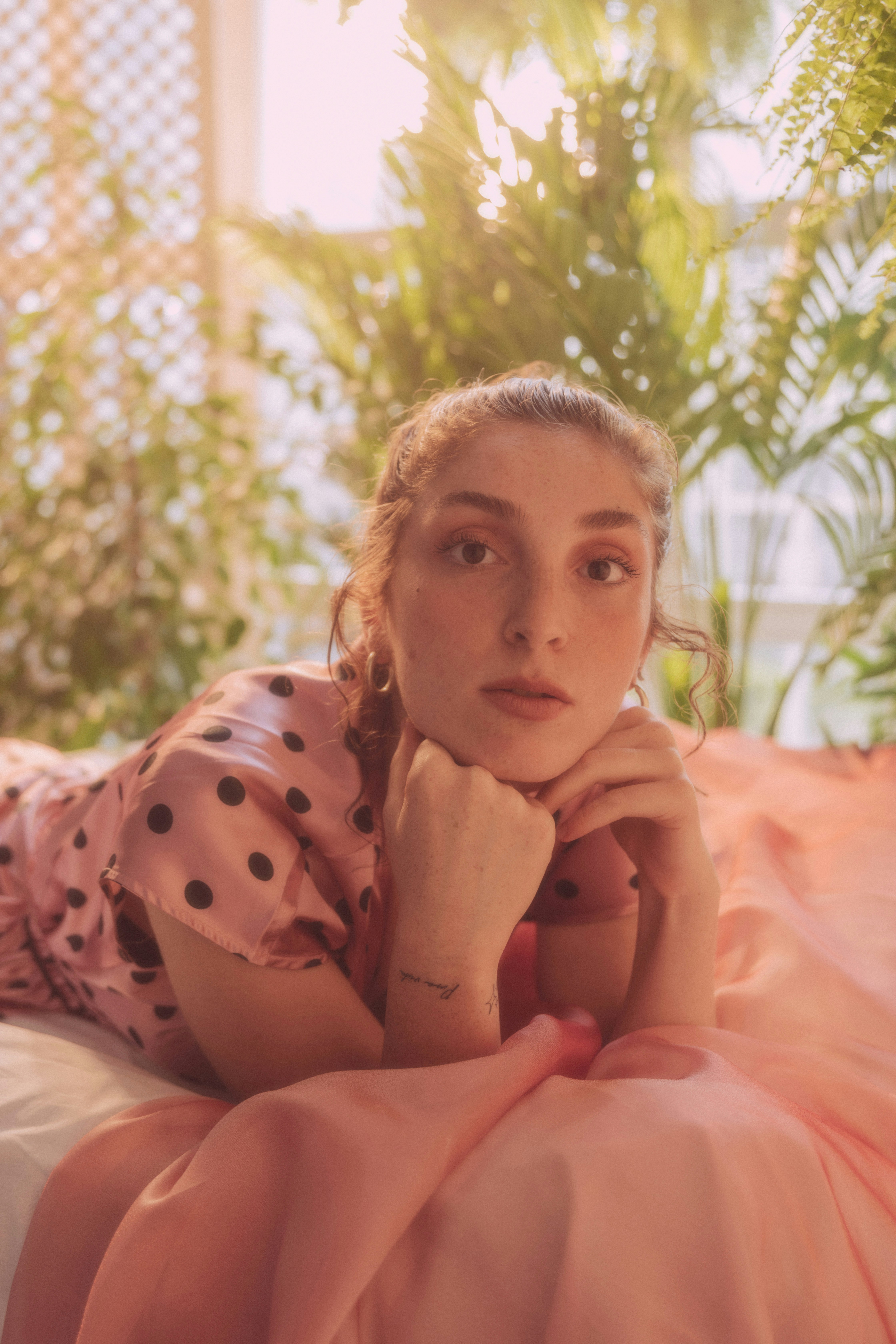 Foto Una persona acostada en una cama – Imagen Estanbul gratis en Unsplash