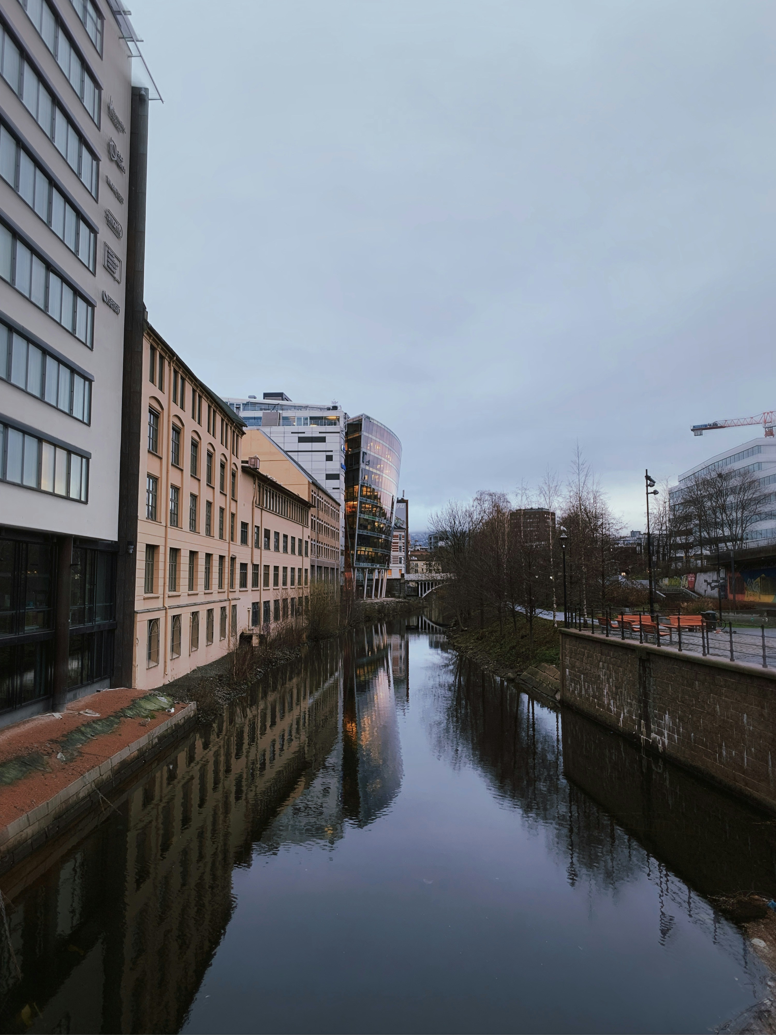 A canal between buildings photo – Free Oslo Image on Unsplash
