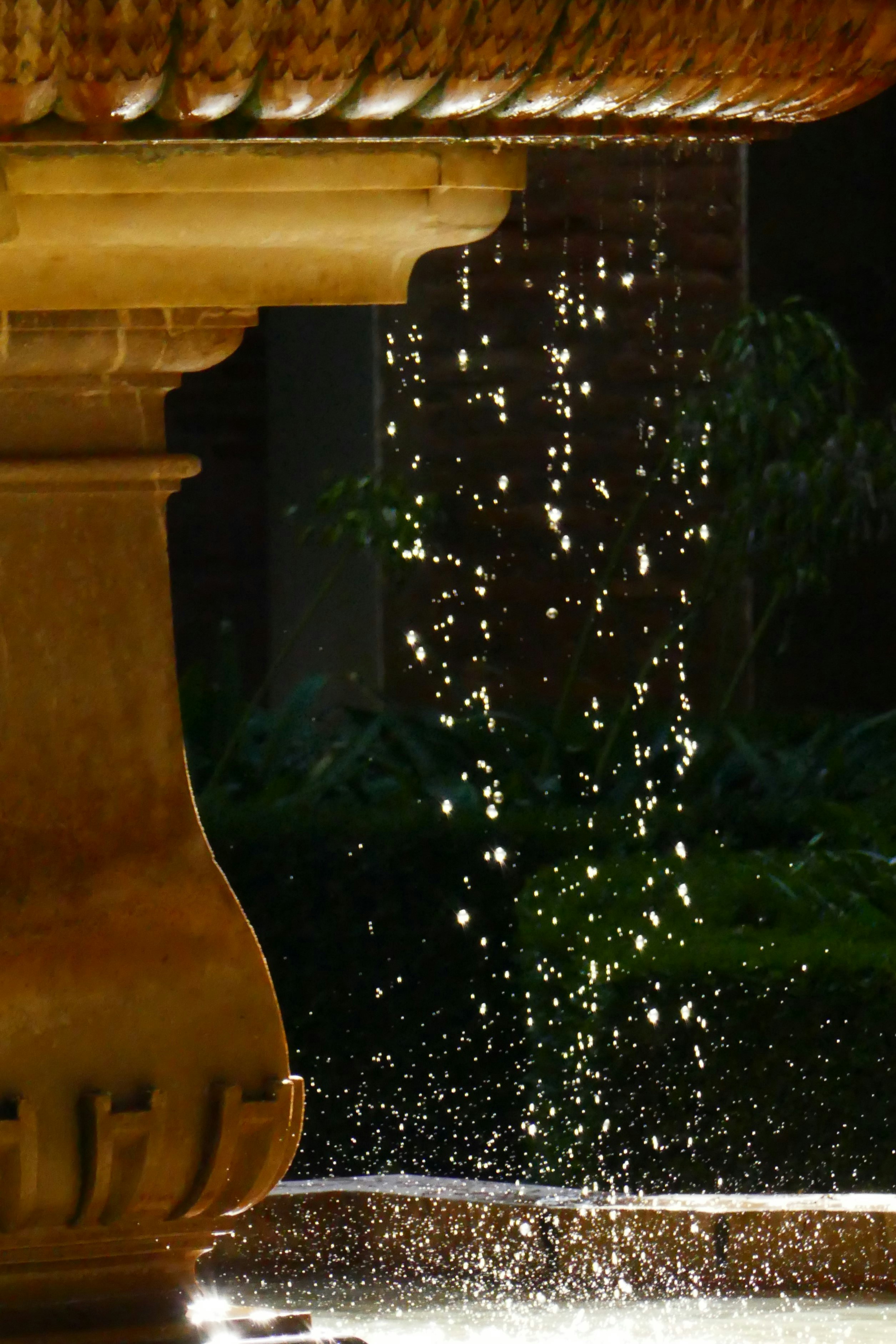 A fountain with water shooting up photo – Free Granada Image on Unsplash