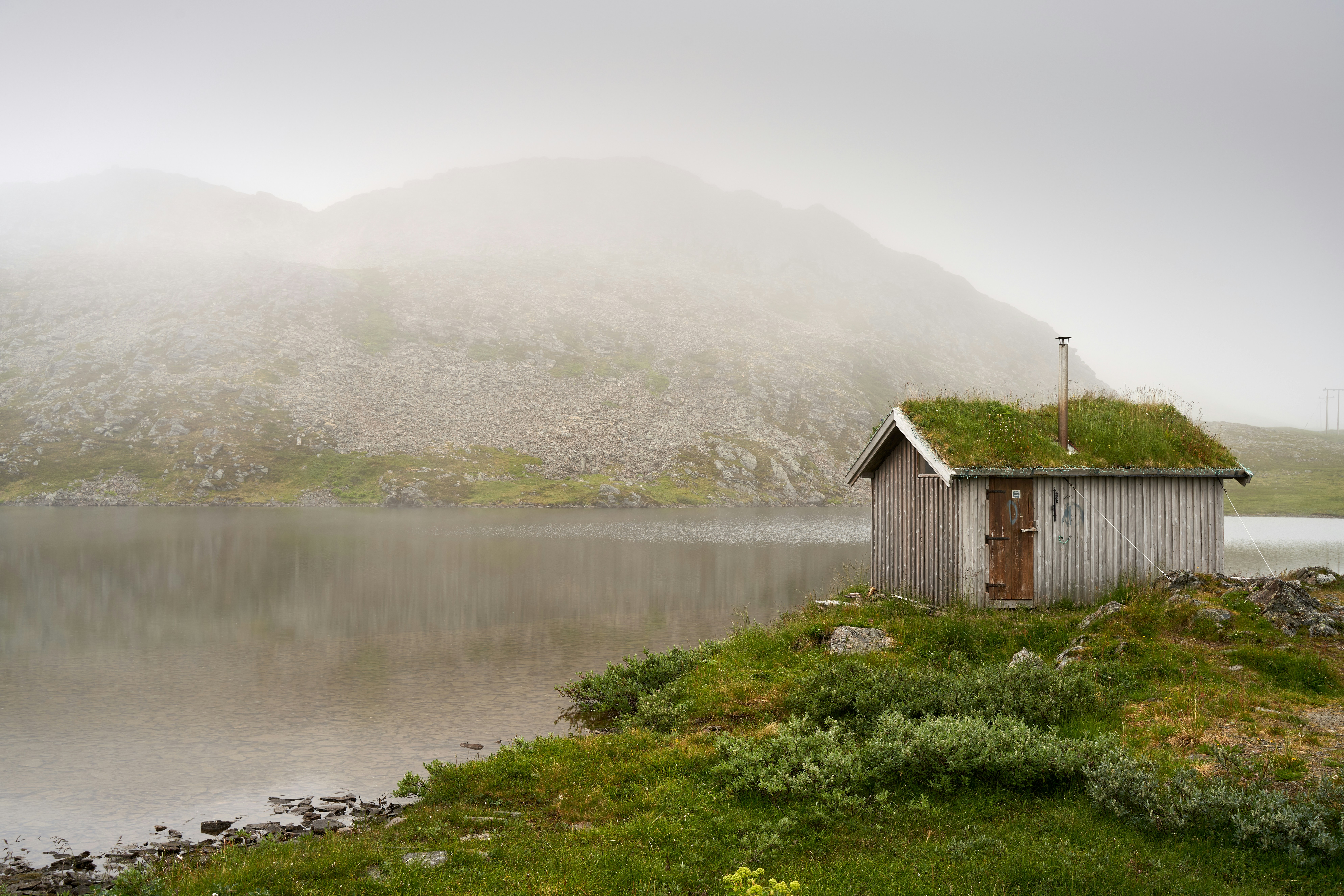 A small shack by a lake photo – Free Nordkapp Image on Unsplash