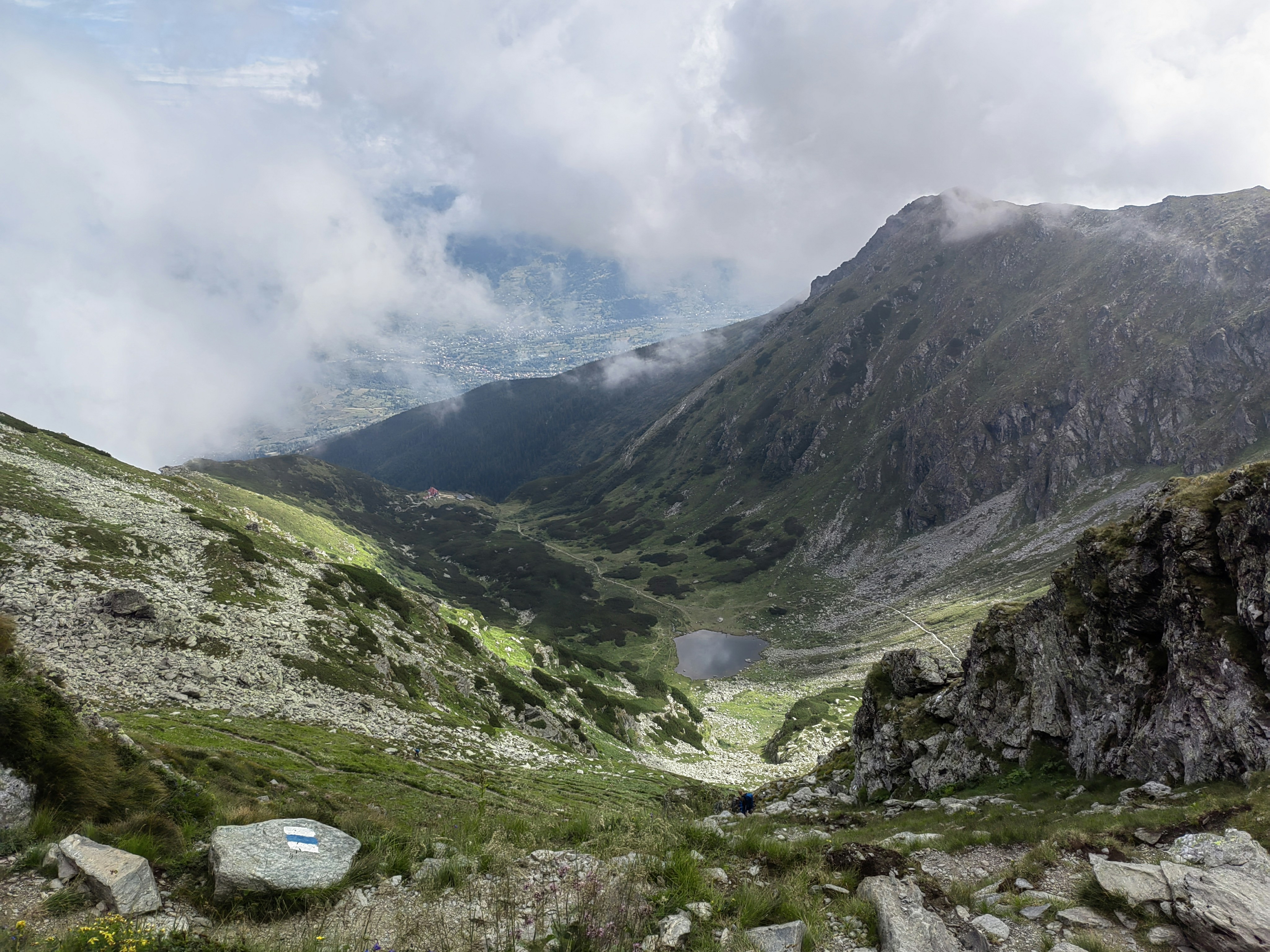 a valley between mountains photo – Free Romania Image on Unsplash