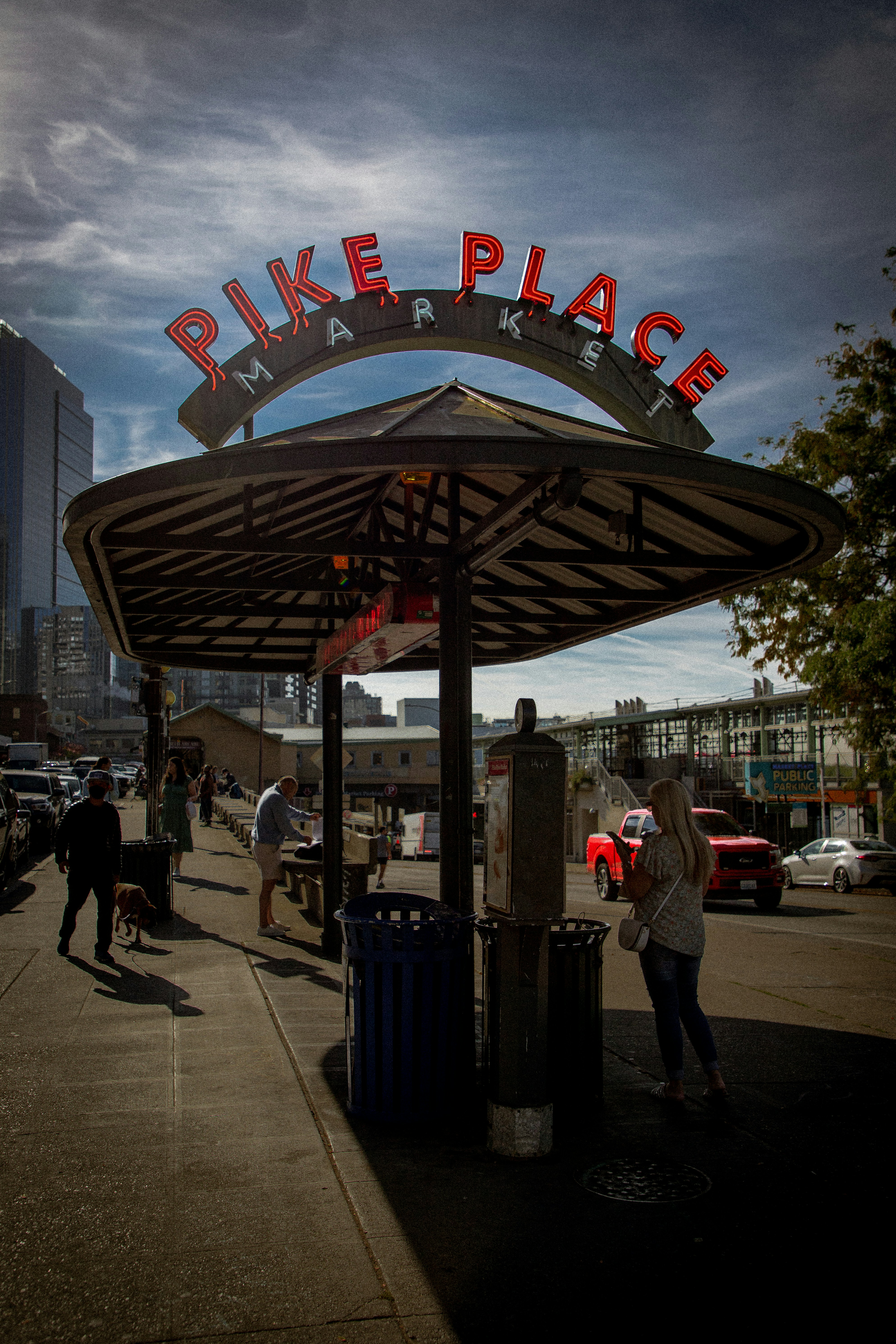 Un letrero grande con un texto rojo y blanco foto – Imagen de Seattle ...