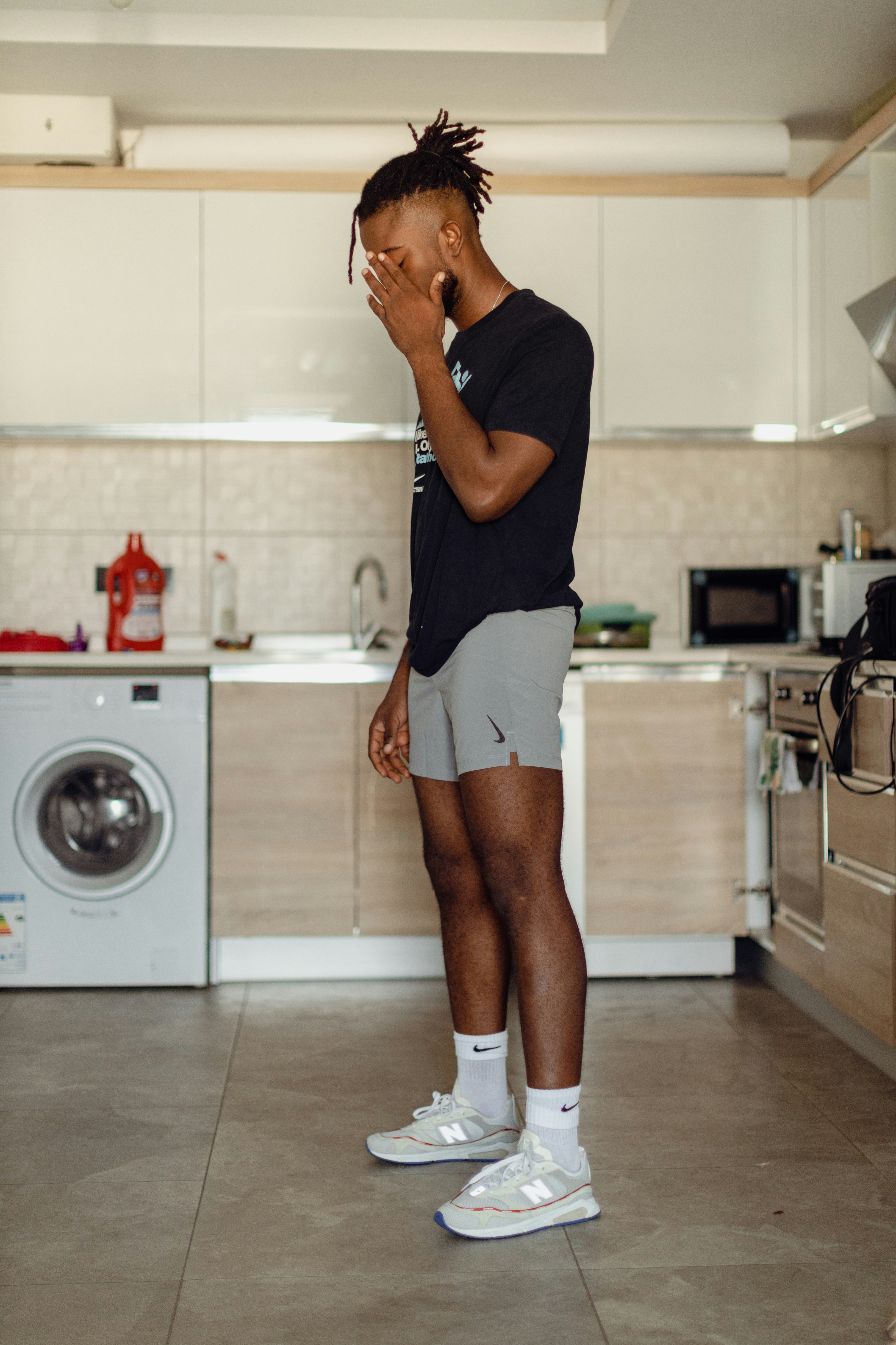 Une personne debout dans une cuisine photo – Photo Appareil électrique ...