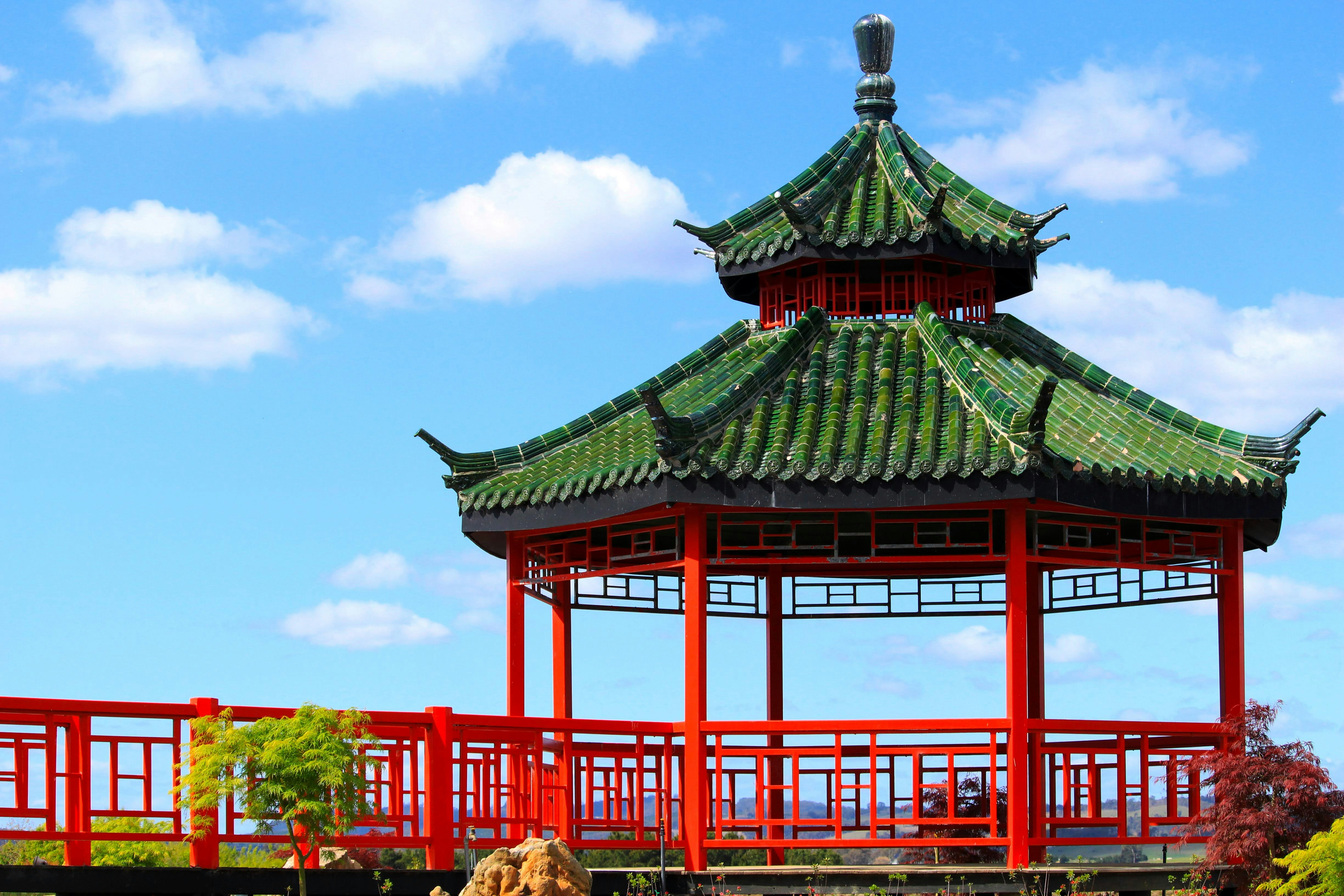 Foto Un edificio rojo y verde – Imagen Mayfield RD gratis en Unsplash