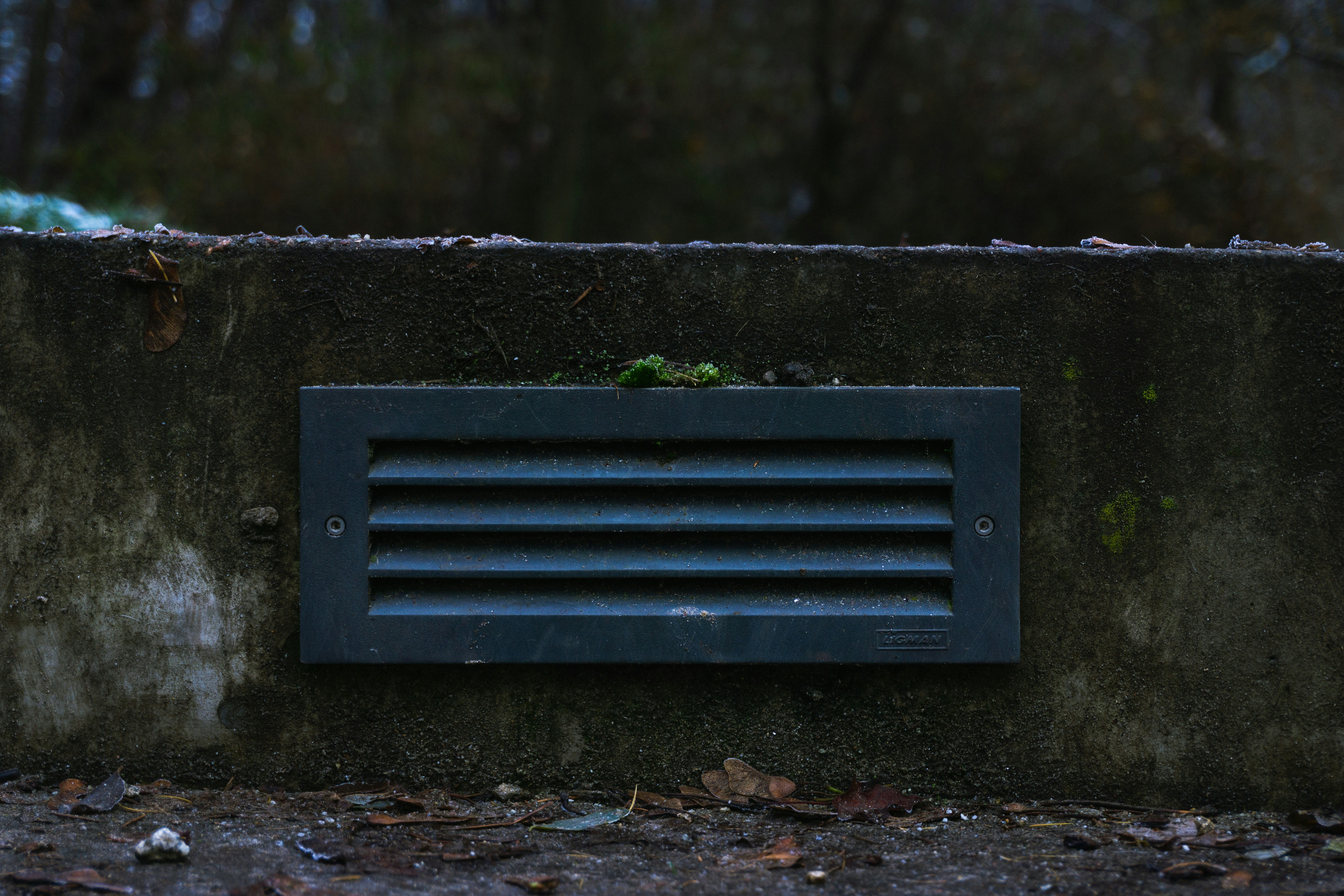 Un objeto rectangular azul en un muro de hormigón foto – Imagen de ...