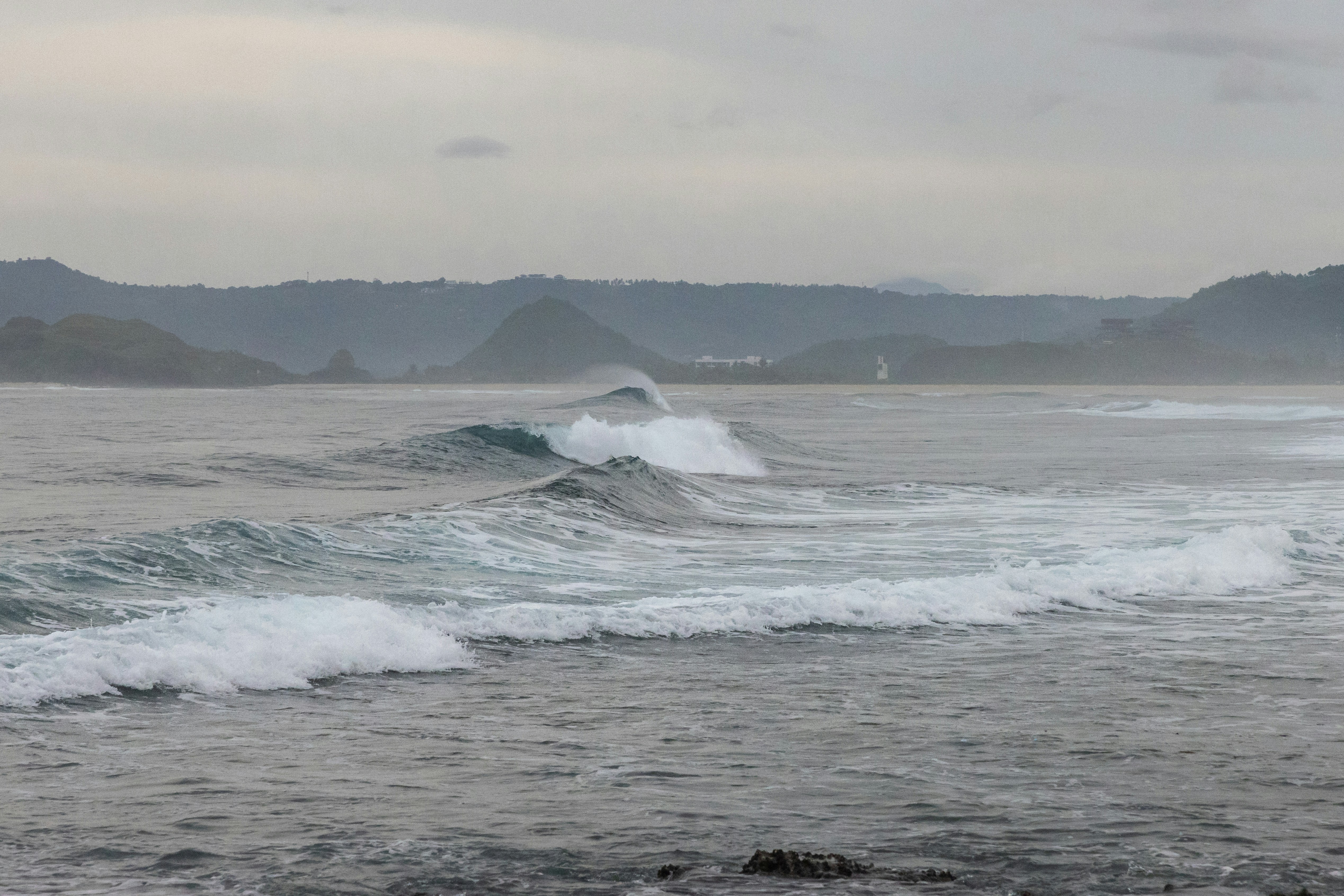 Vagues s’écrasant sur une plage photo – Image gratuite de Plage de ...