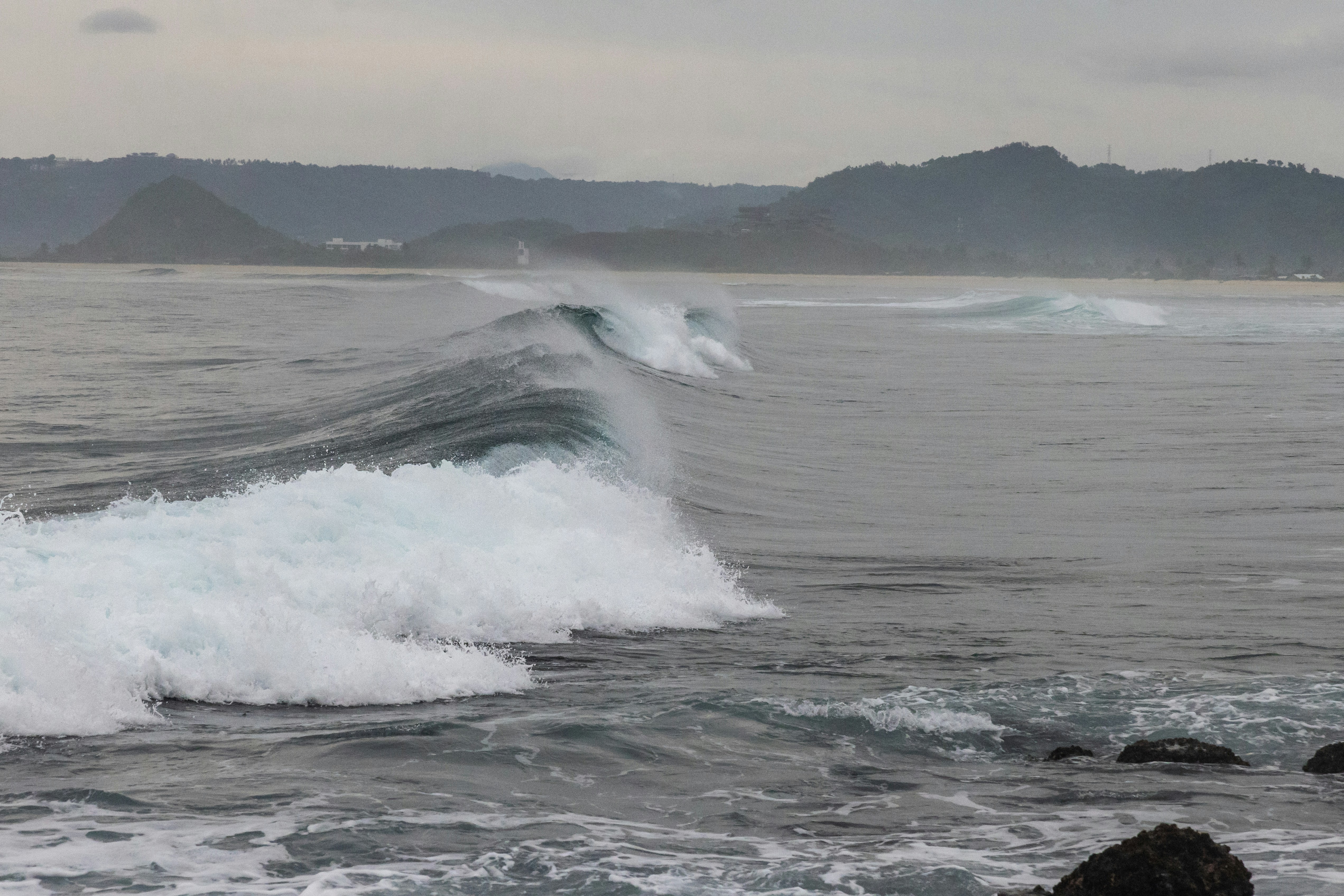 Vagues s’écrasant sur une plage photo – Photo Plage de Tanjung Aan ...