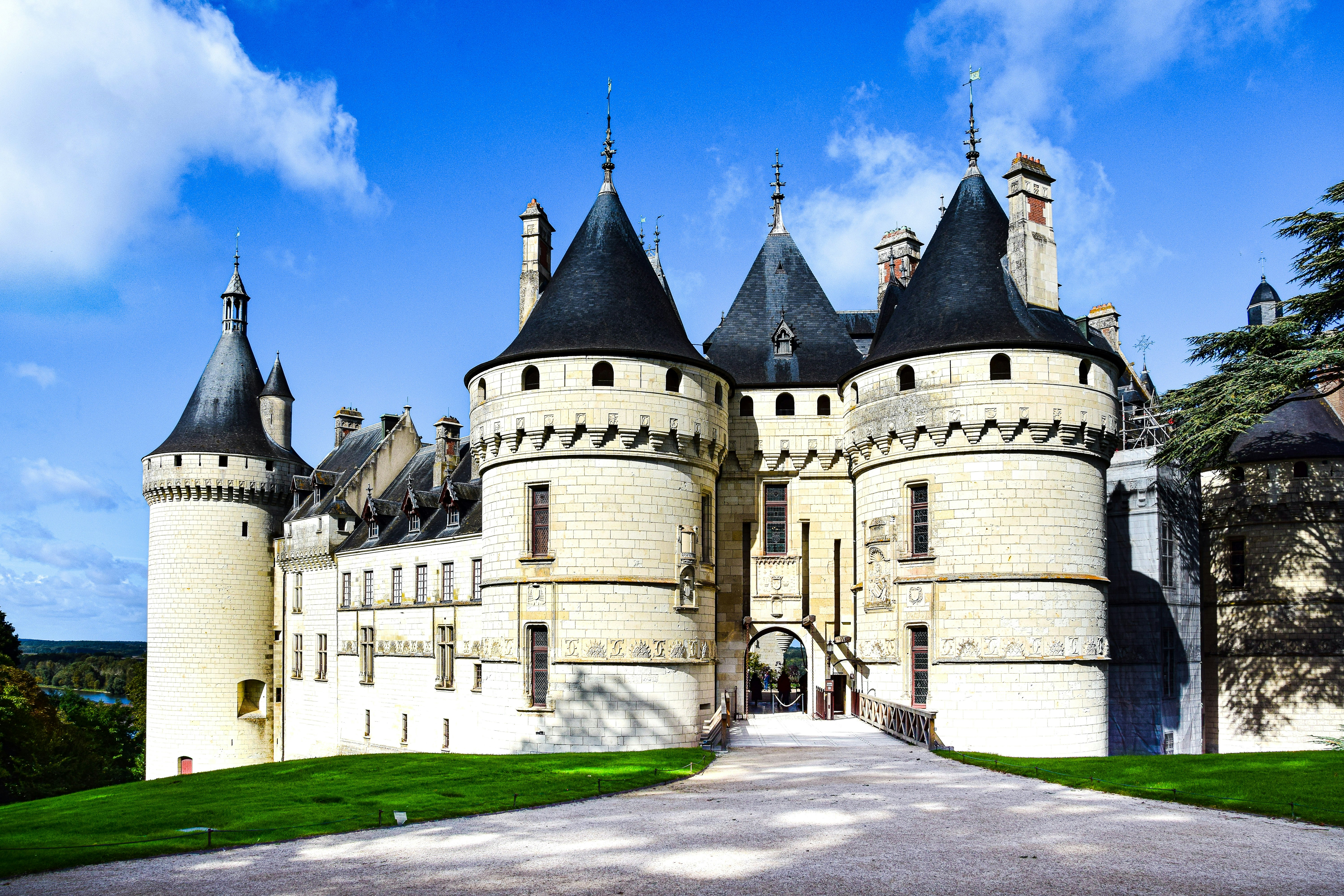 A large white castle with Château de Chaumont in the background photo ...