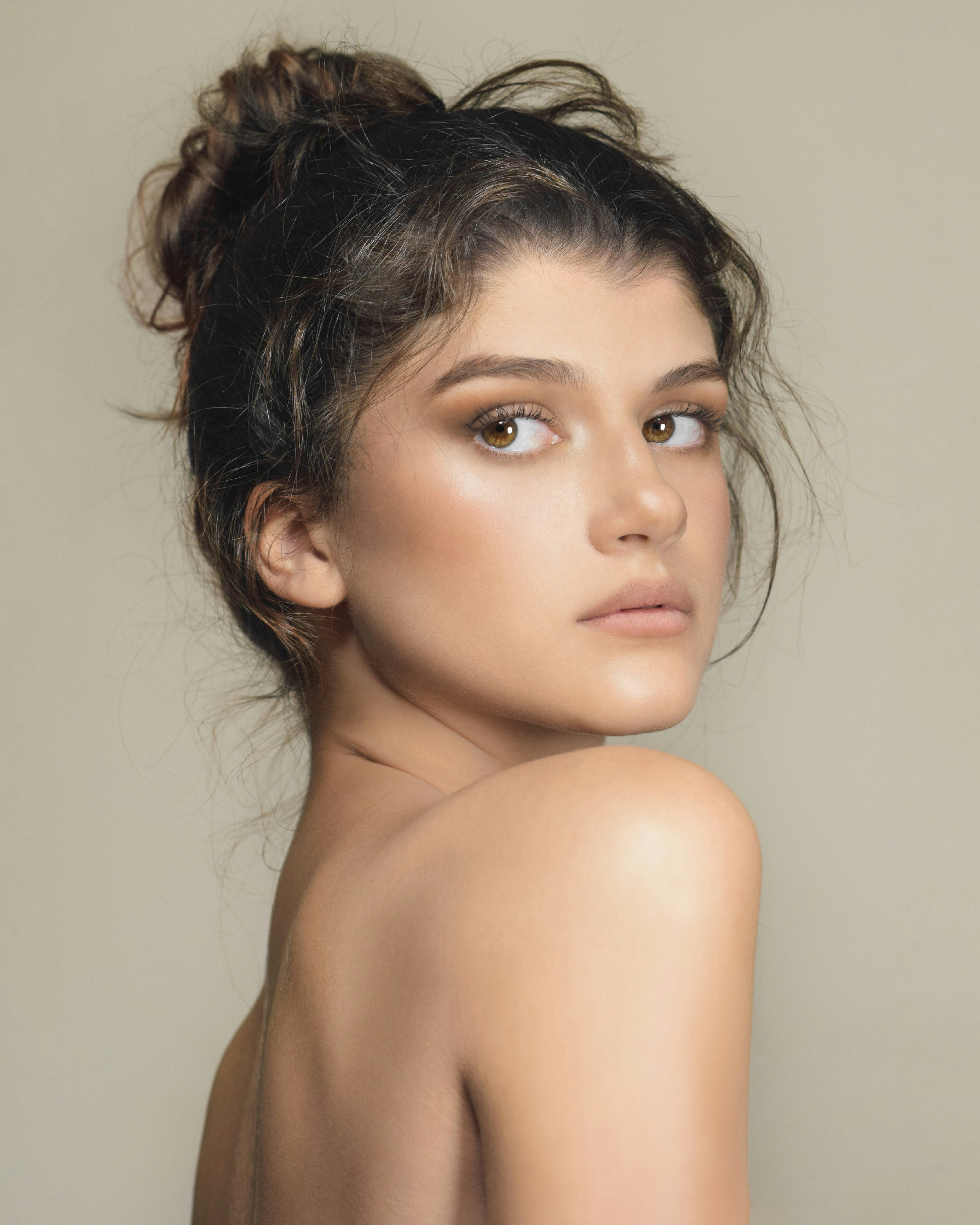 Foto Una mujer con cola de caballo – Imagen Adulto gratis en Unsplash