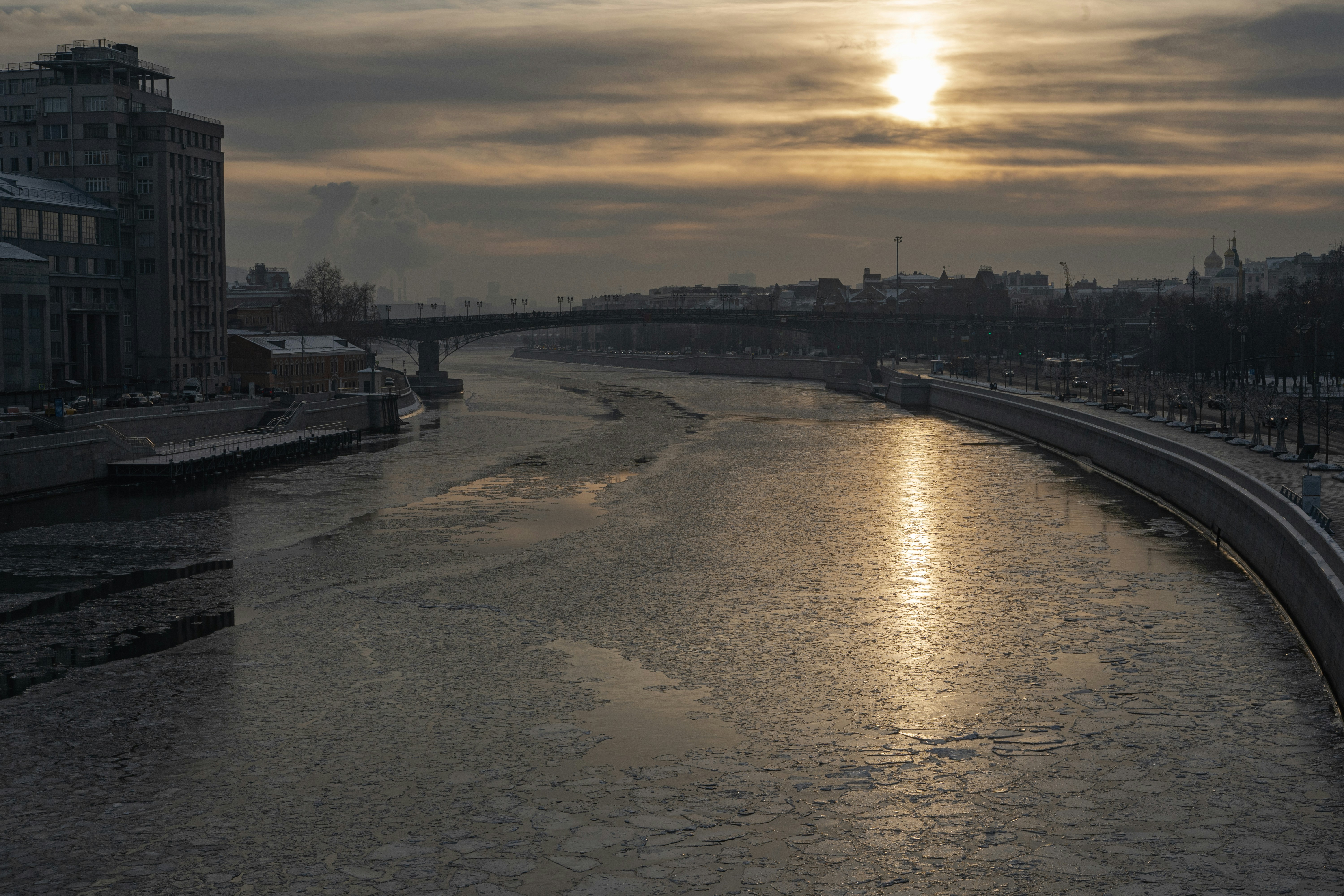 Foto de un río con un puente y edificios – Imagen gratuita Río en Unsplash
