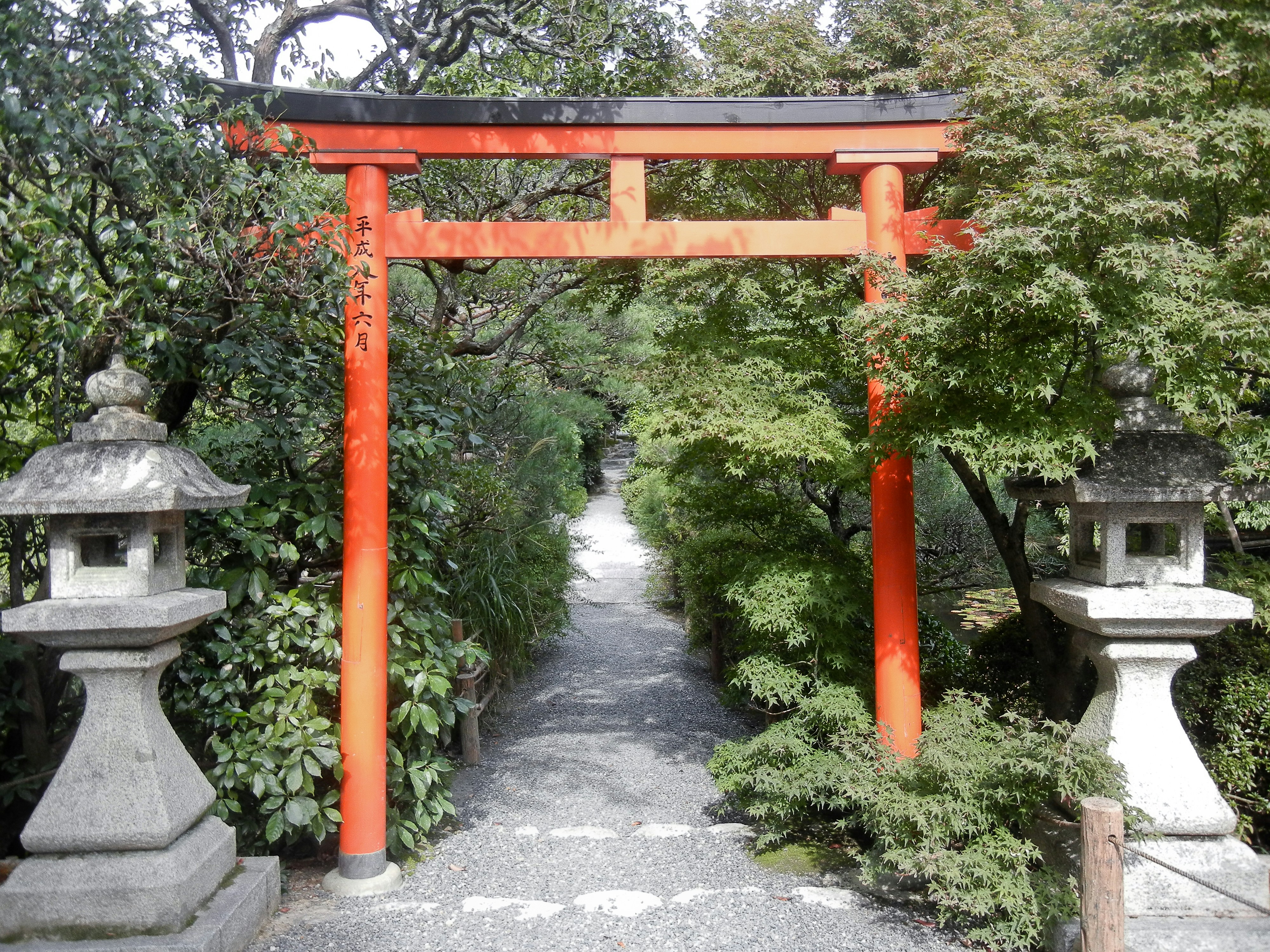 A japanese shrine with red pillars photo – Free Kyoto Image on Unsplash