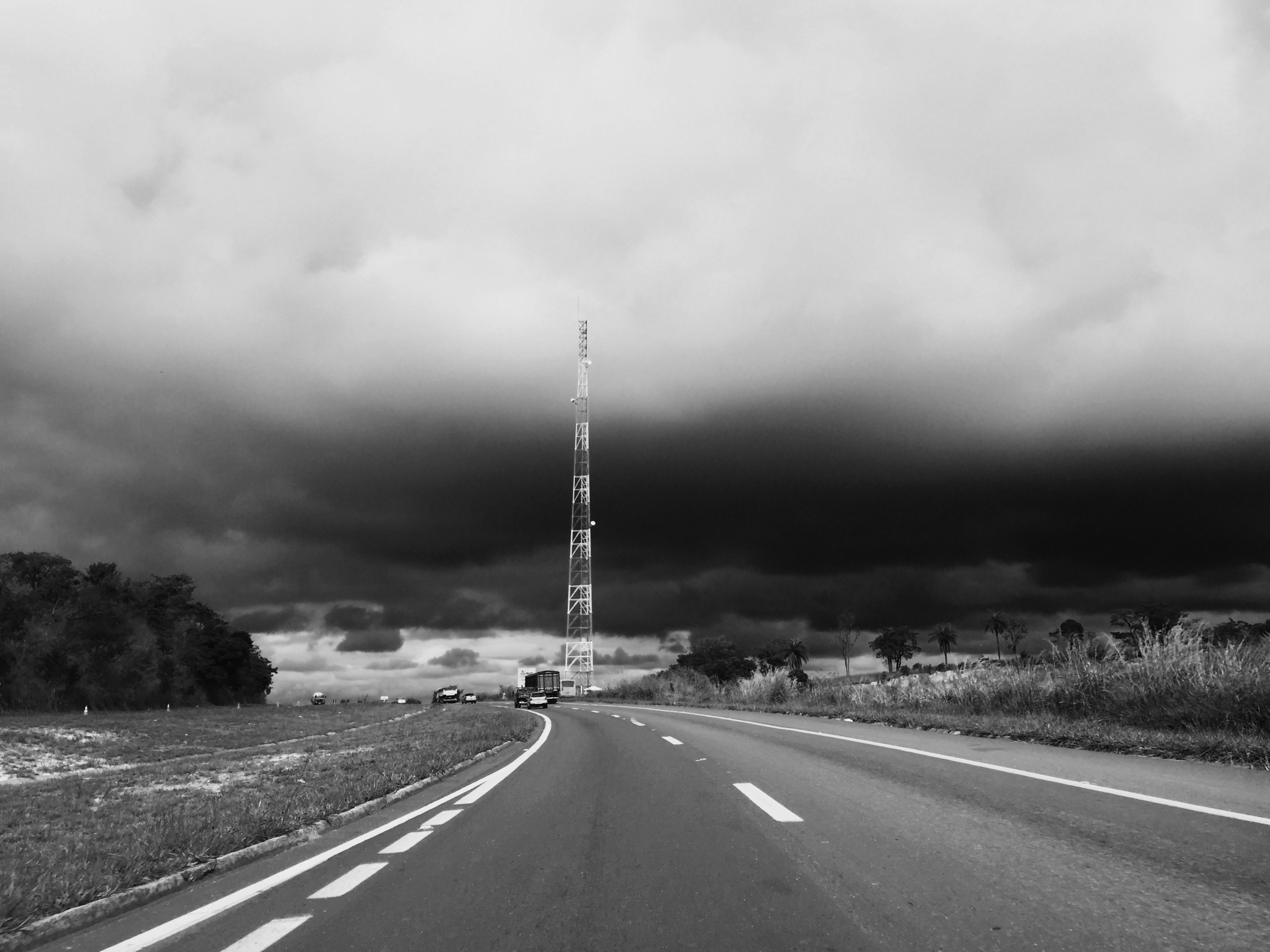 Une route avec une tour au loin photo – Image gratuite de América do ...