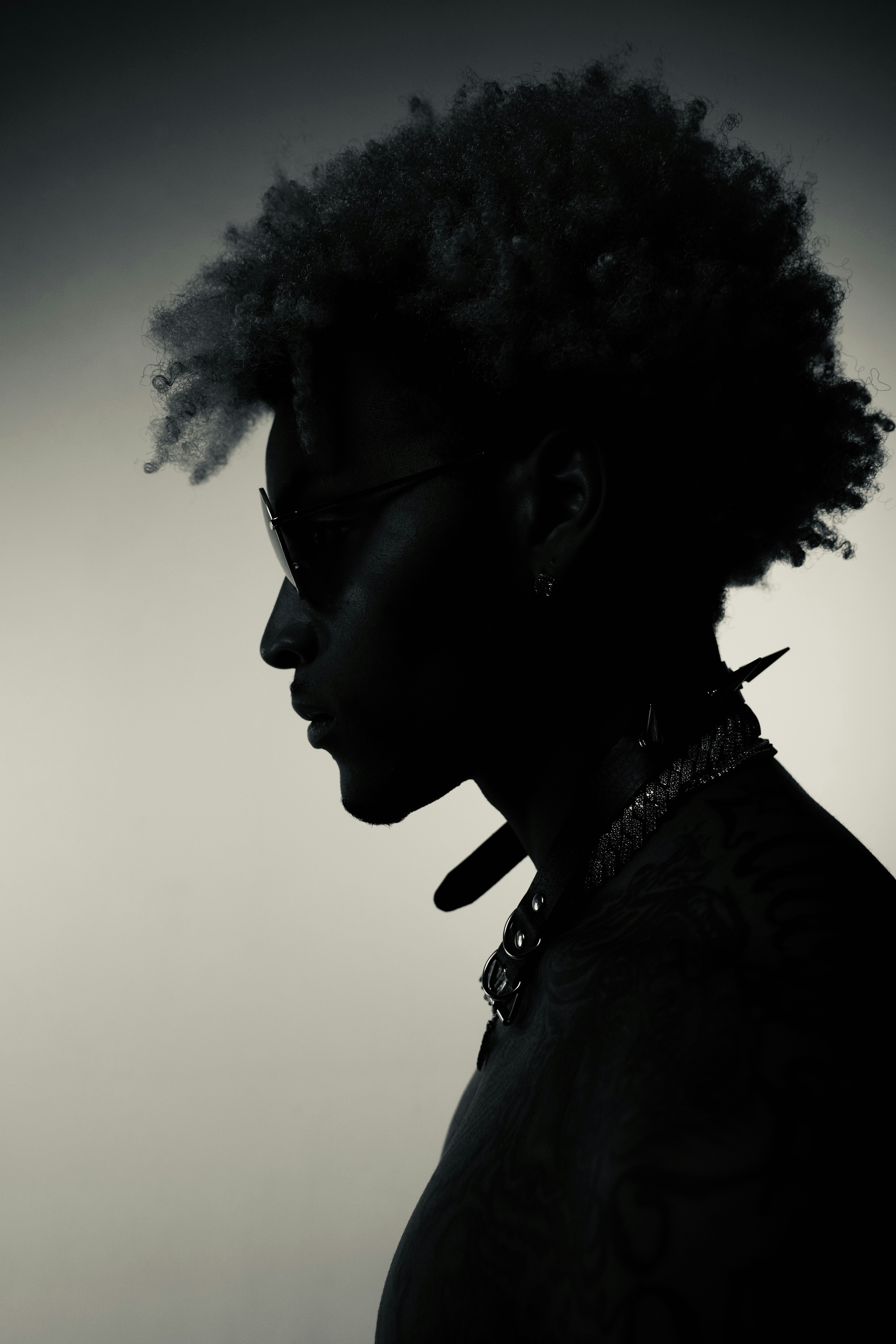 Foto Una persona con cabello rizado – Imagen Adulto gratis en Unsplash