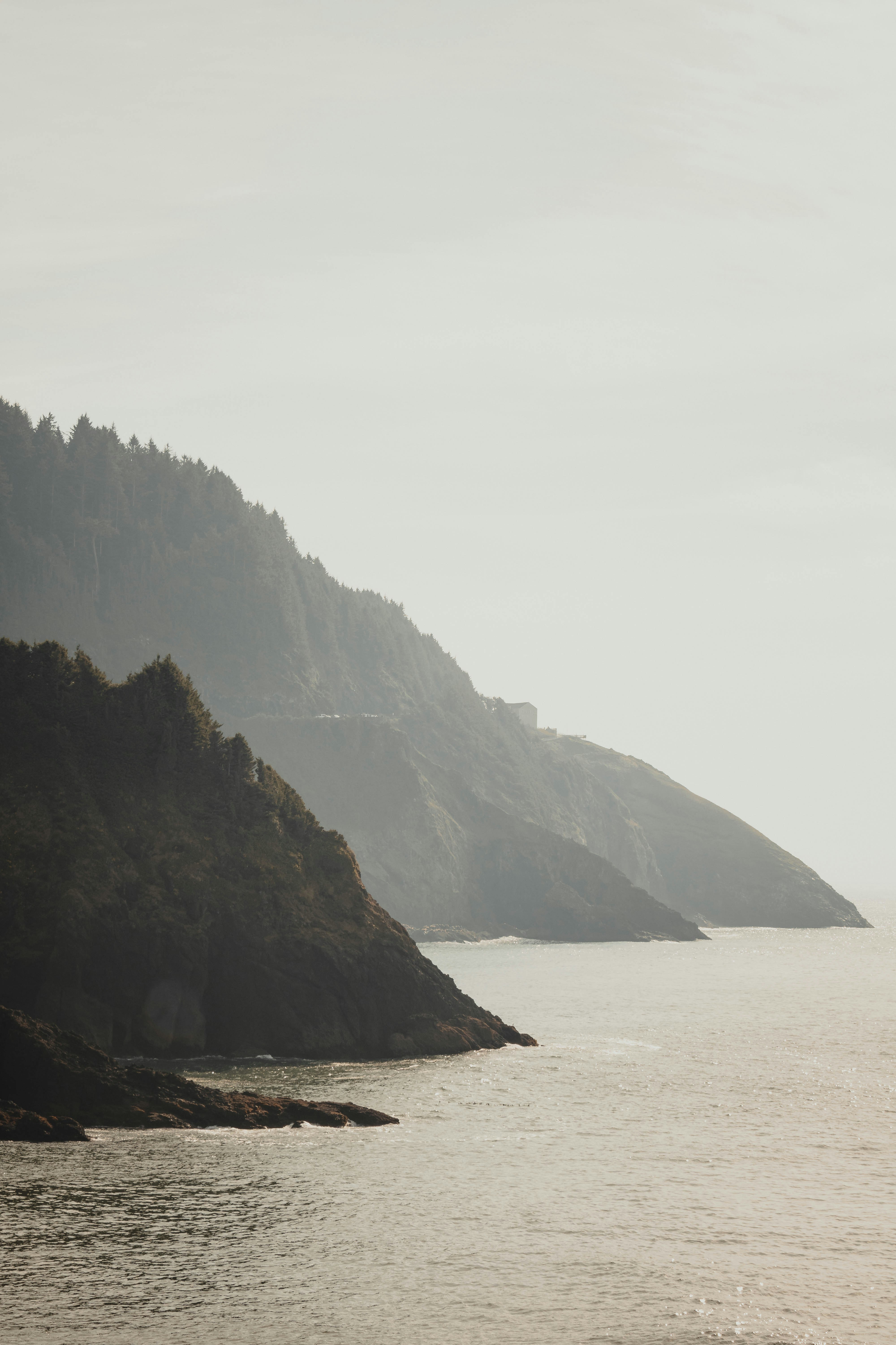 A cliff with a body of water below photo – Free Pnw beach Image on Unsplash