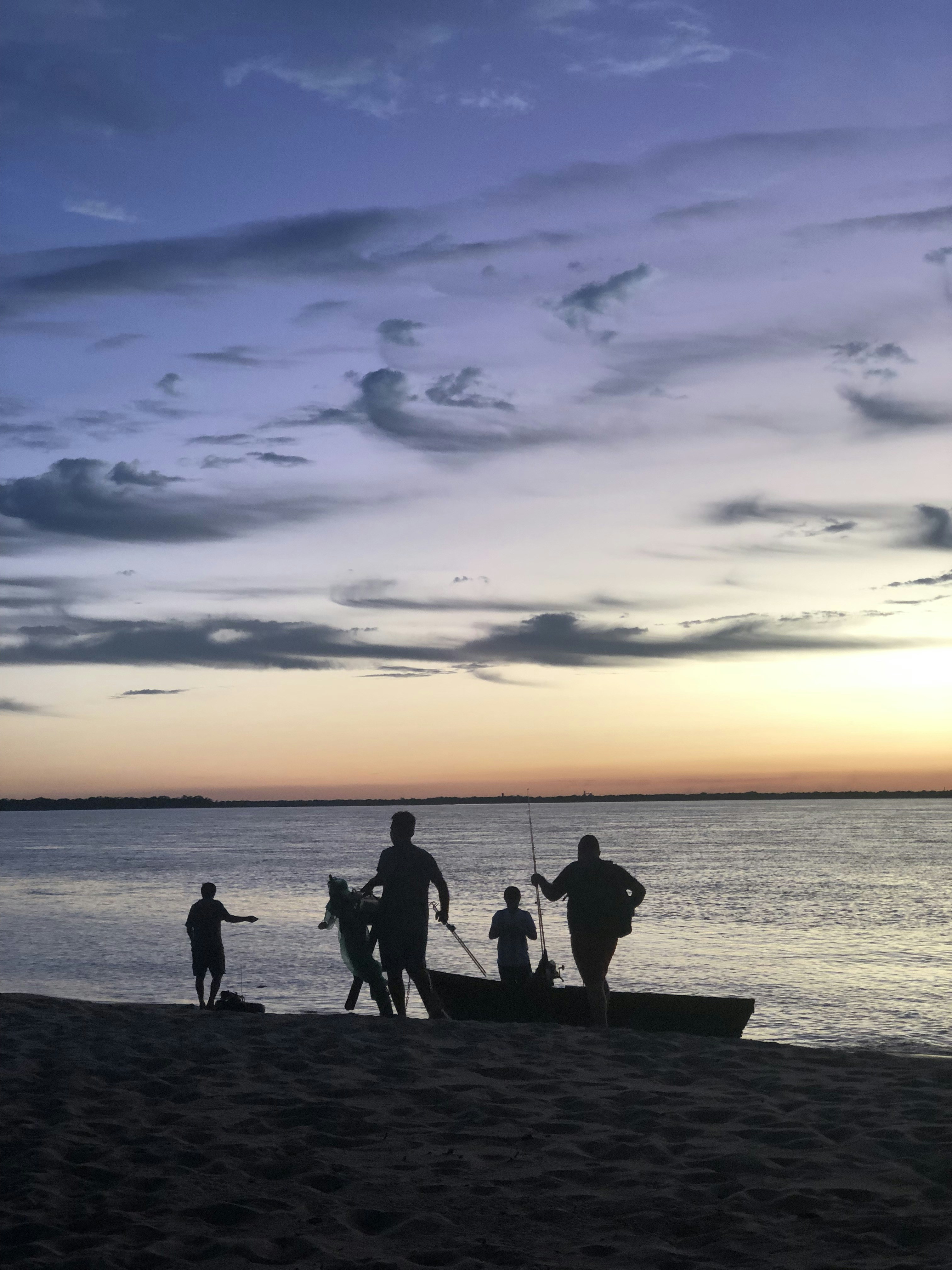 Foto Un grupo de personas pescando en una playa – Imagen Naturaleza ...