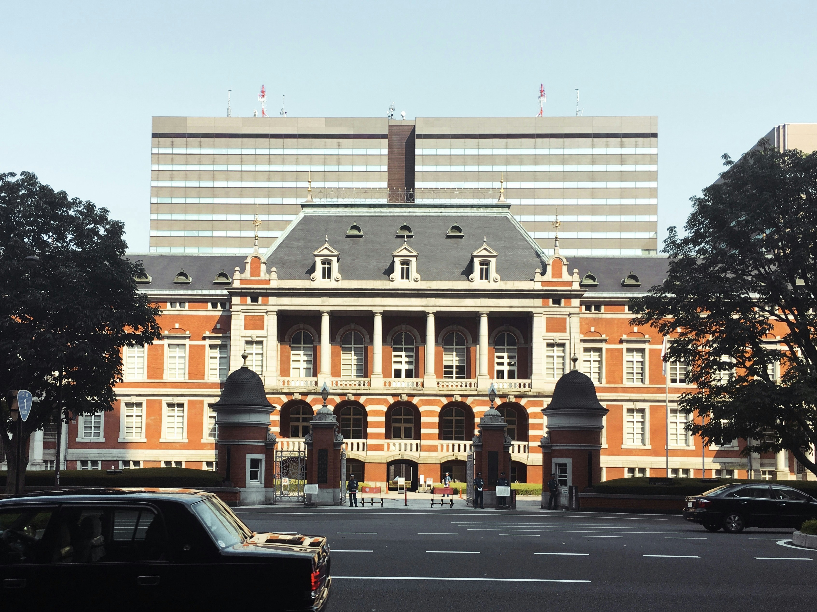 Harmony of Tradition and Modernity in Urban Architecture