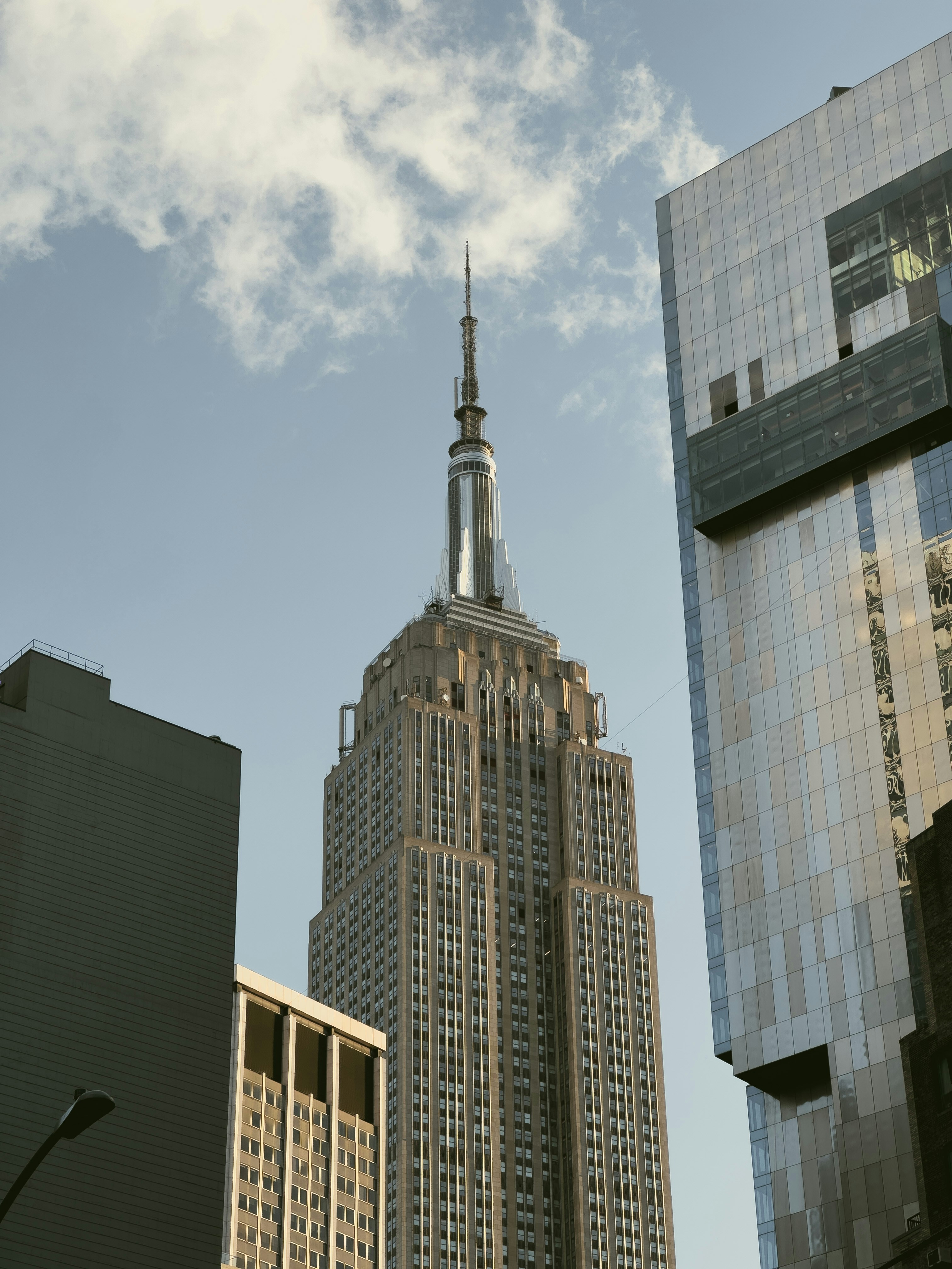 A tall building with a pointy top photo – Free New york Image on Unsplash