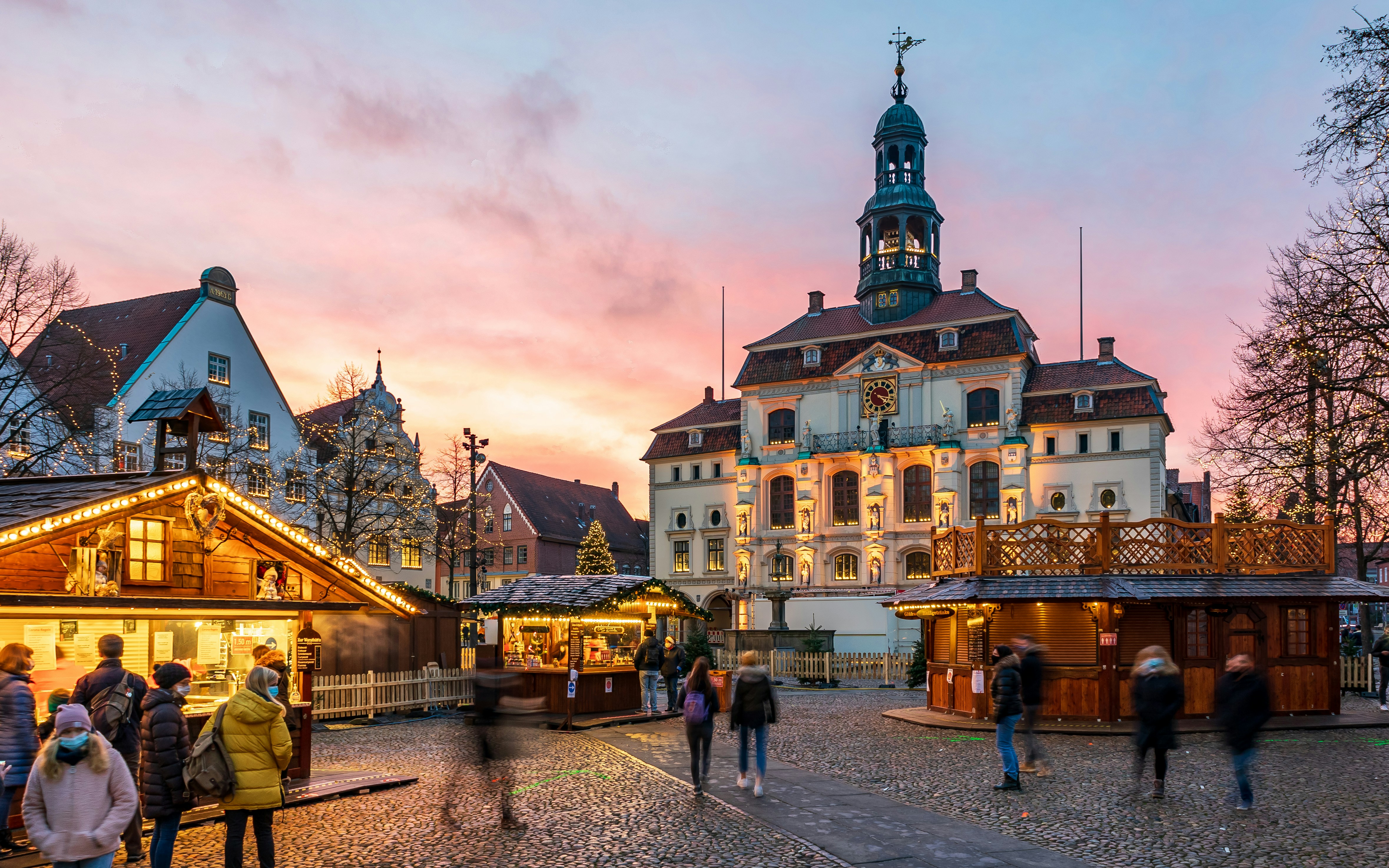 A group of people walking around a town photo – Free Kopfsteinpflaster ...
