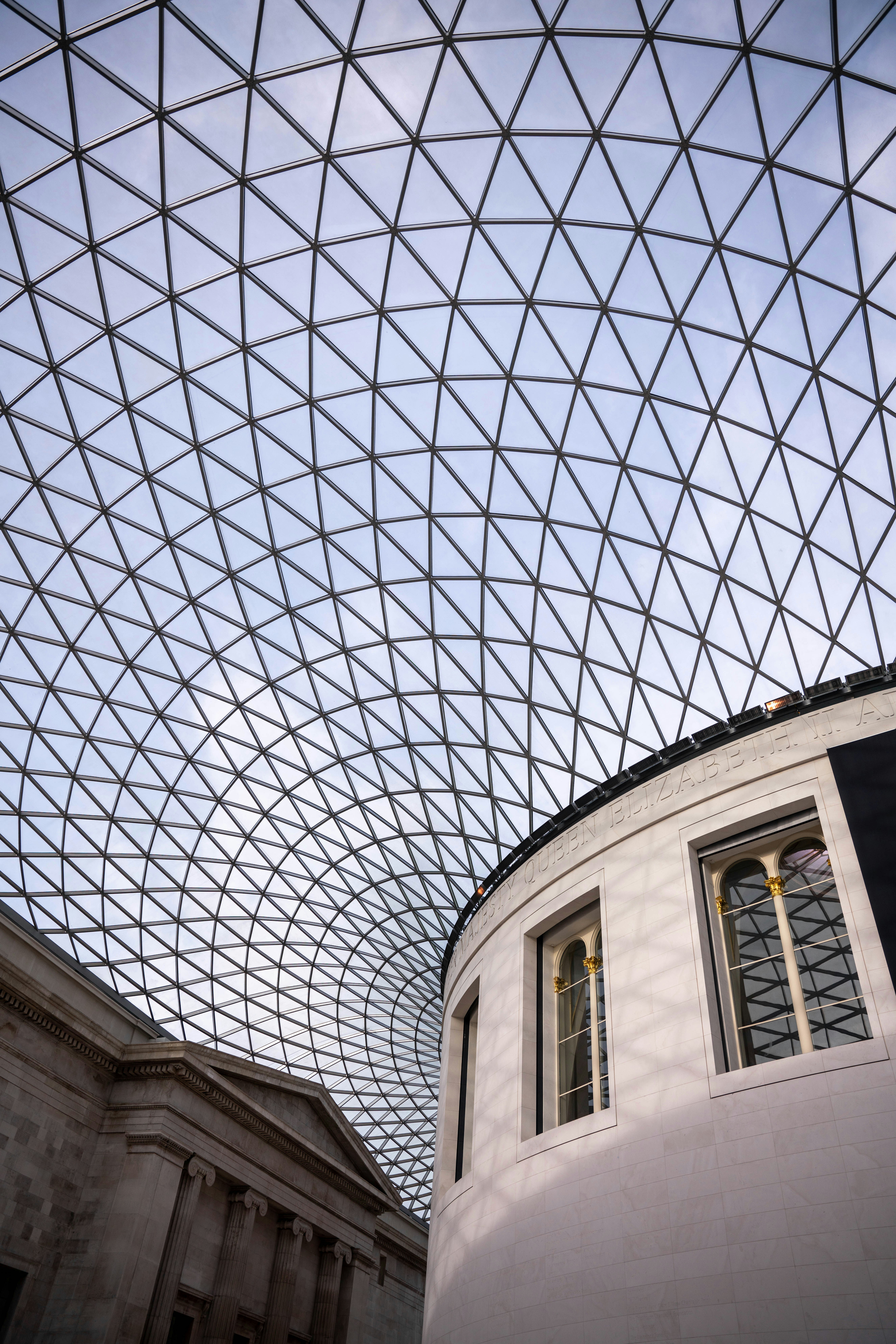 Foto Un edificio con techo de cristal – Imagen Arquitectura gratis en ...