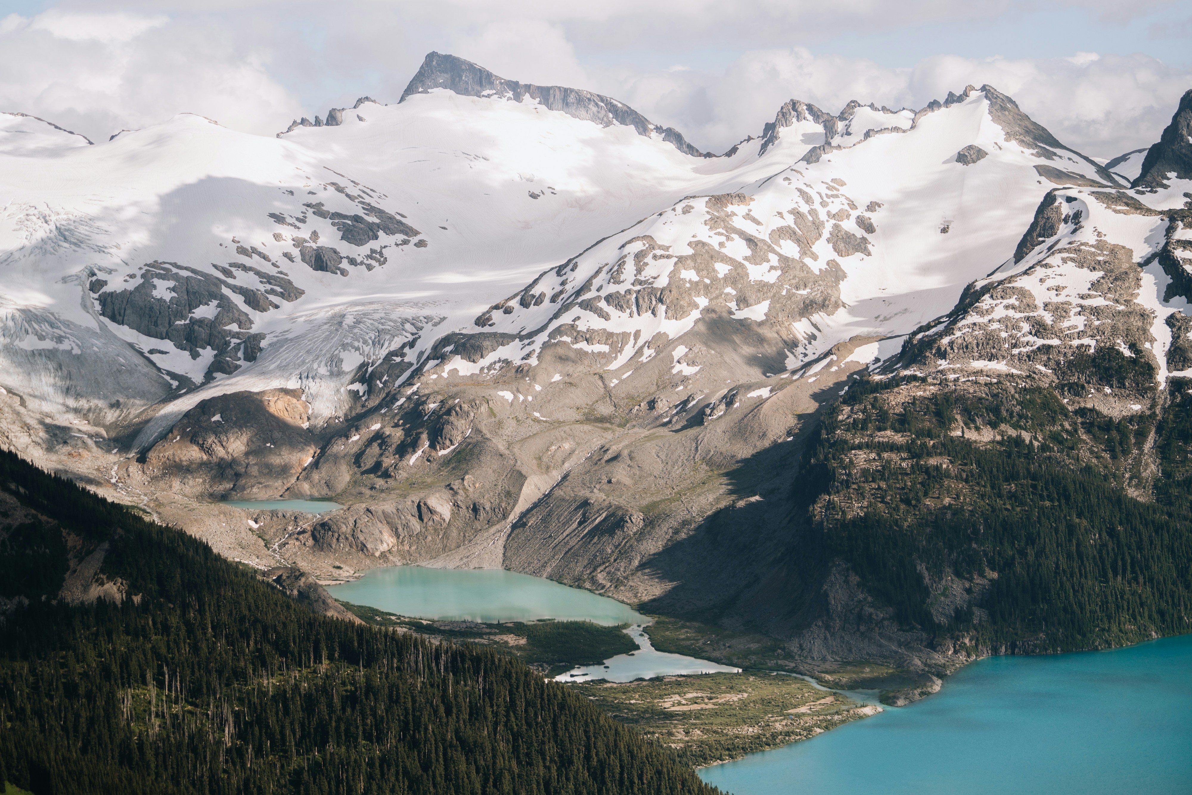 A lake between mountains photo – Free Canada Image on Unsplash